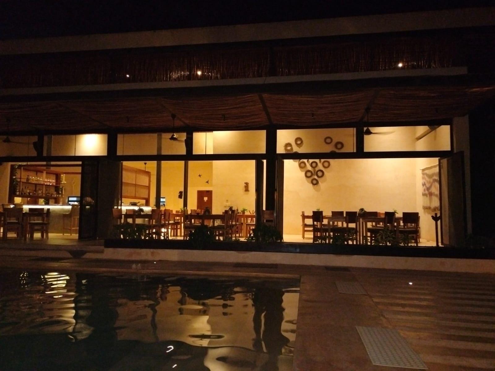  Piscina y restaurante