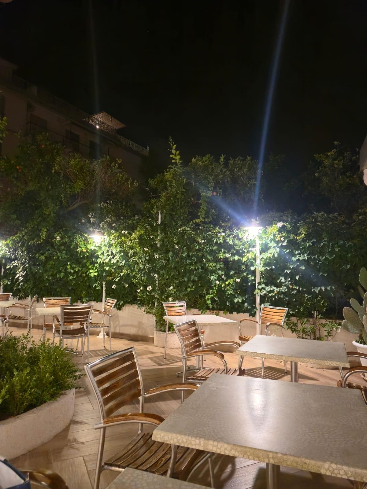 Mesas ao ar livre pra café ou Happy hour.