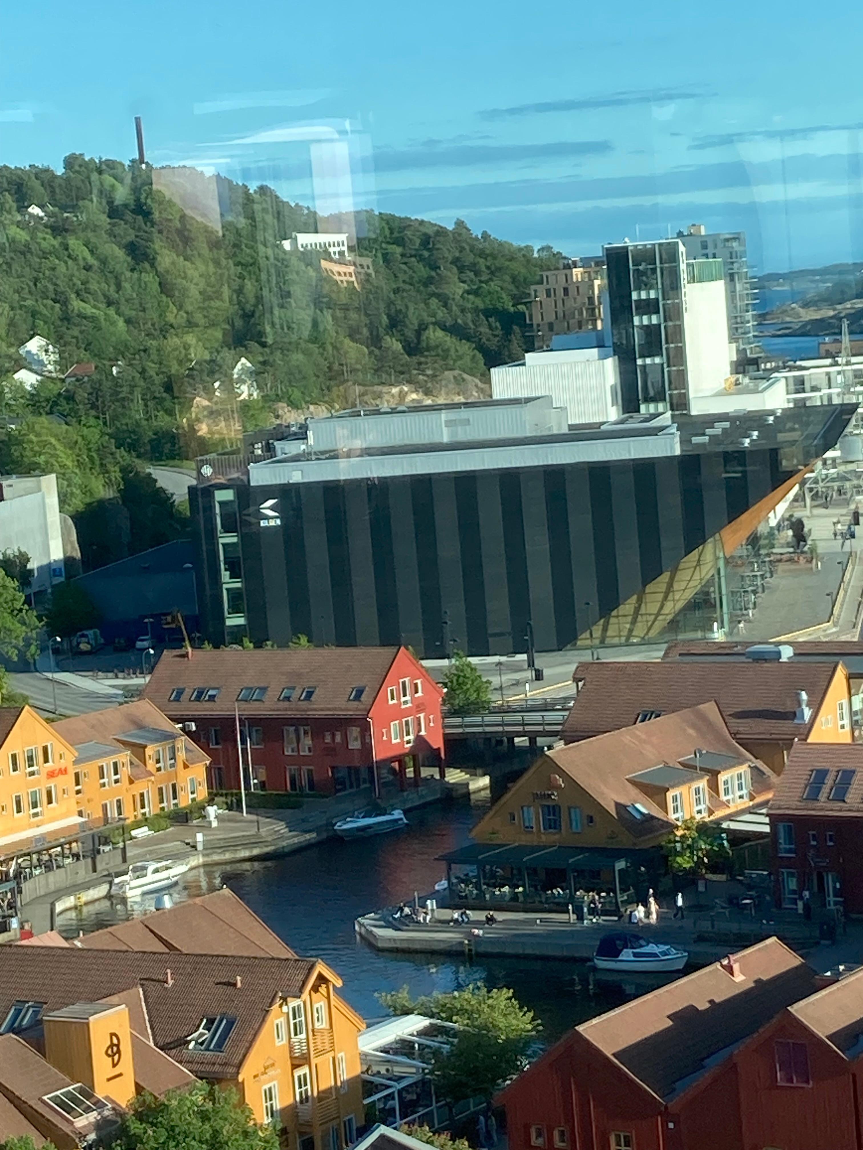 Kunstsilo og konserthus i Kristiansand sett fra skybar Radisson