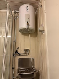 Standard water heater in the cabins. 2 showers of 4 minutes each. The first lecture we got from the front desk staff.