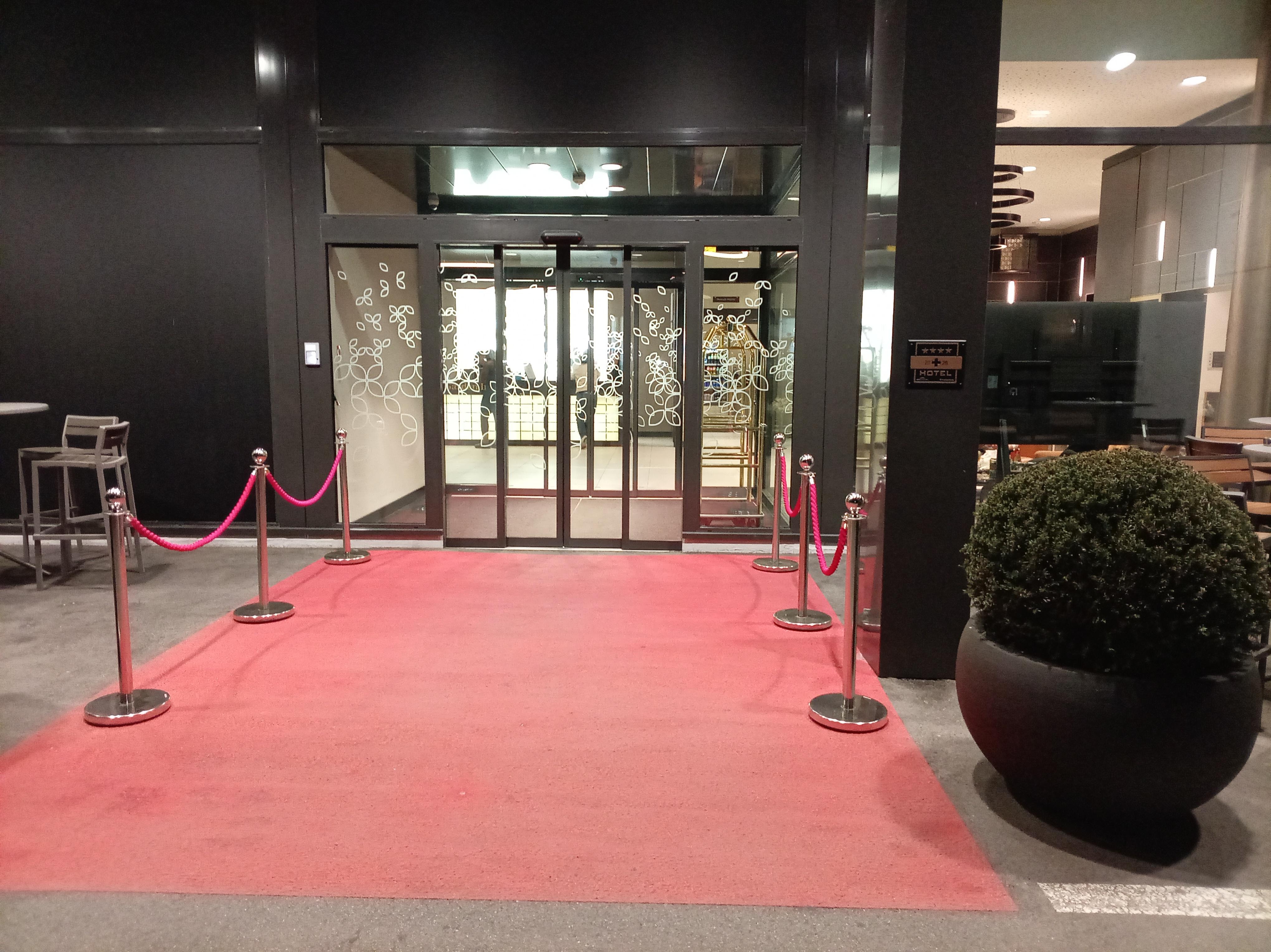 Attractive entrance with regular taxi to airport service on the doorstep