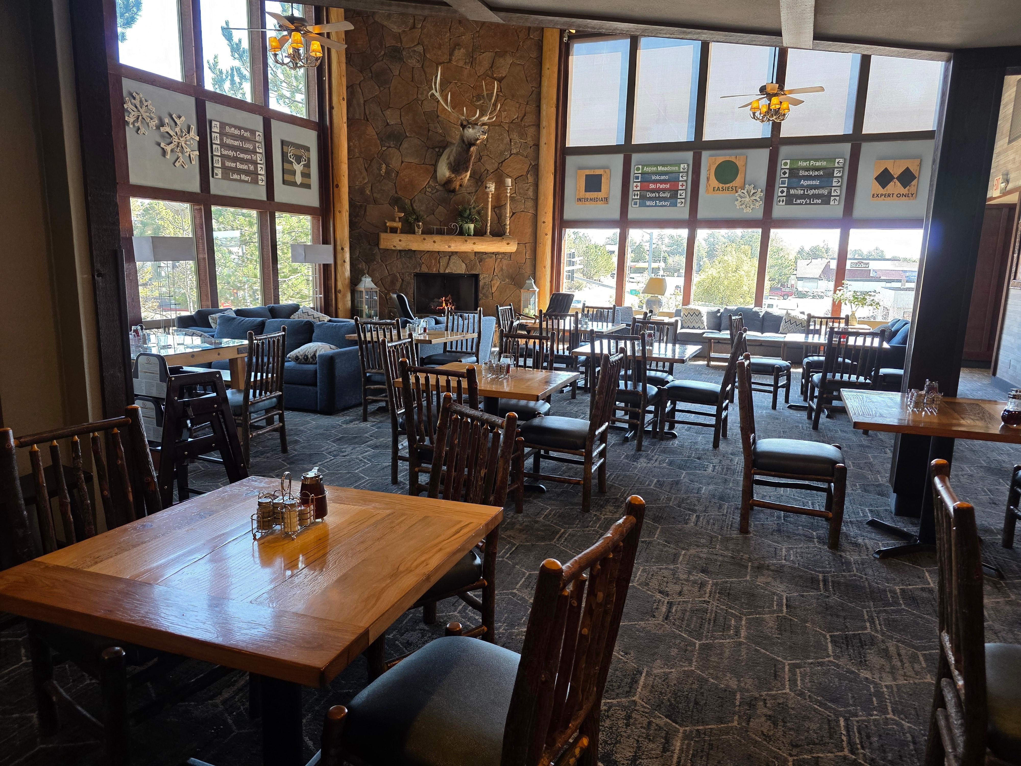 Lobby / sitting area with fireplace