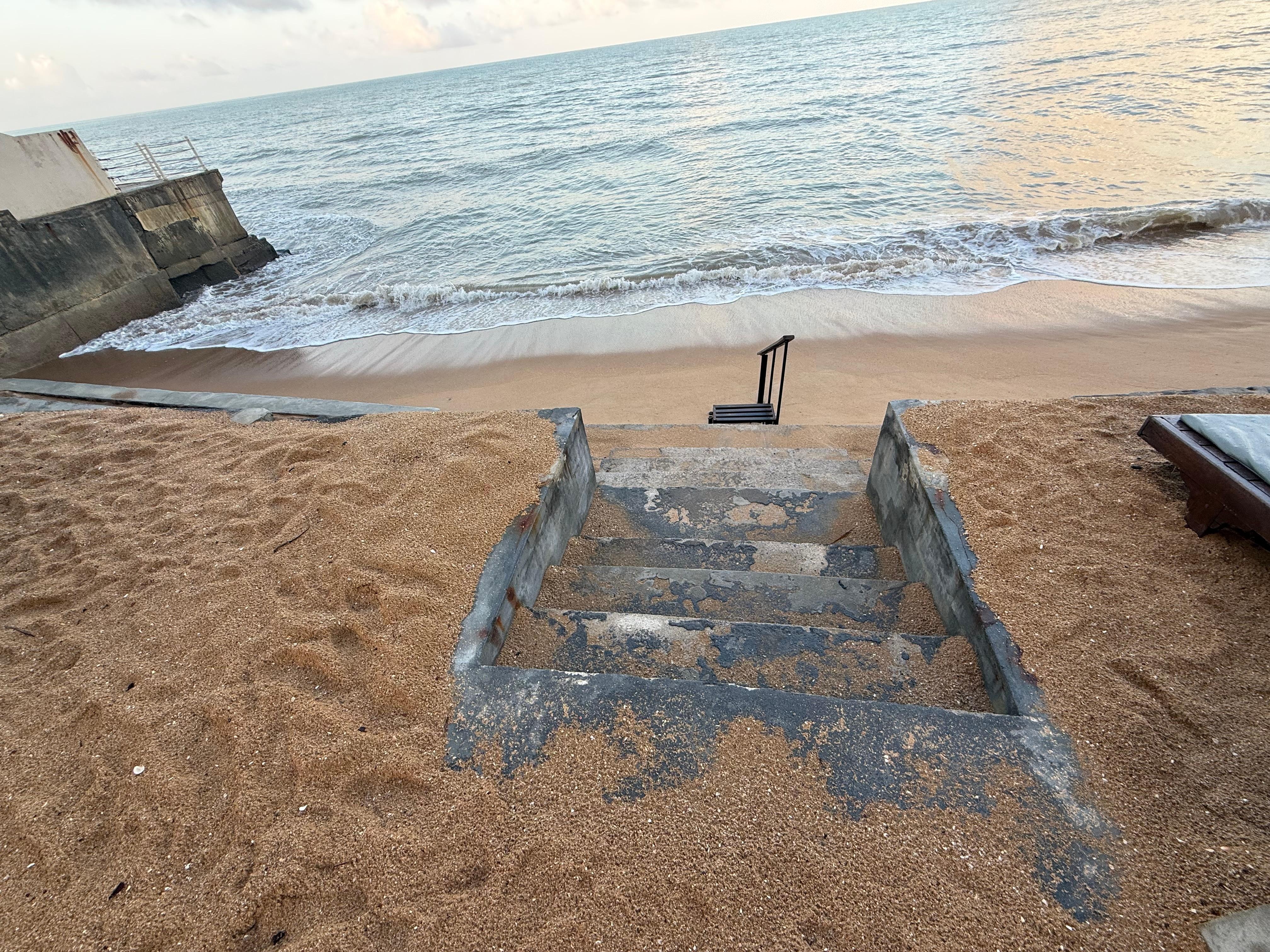 Les marches pour accéder à la plage de l’hôtel 