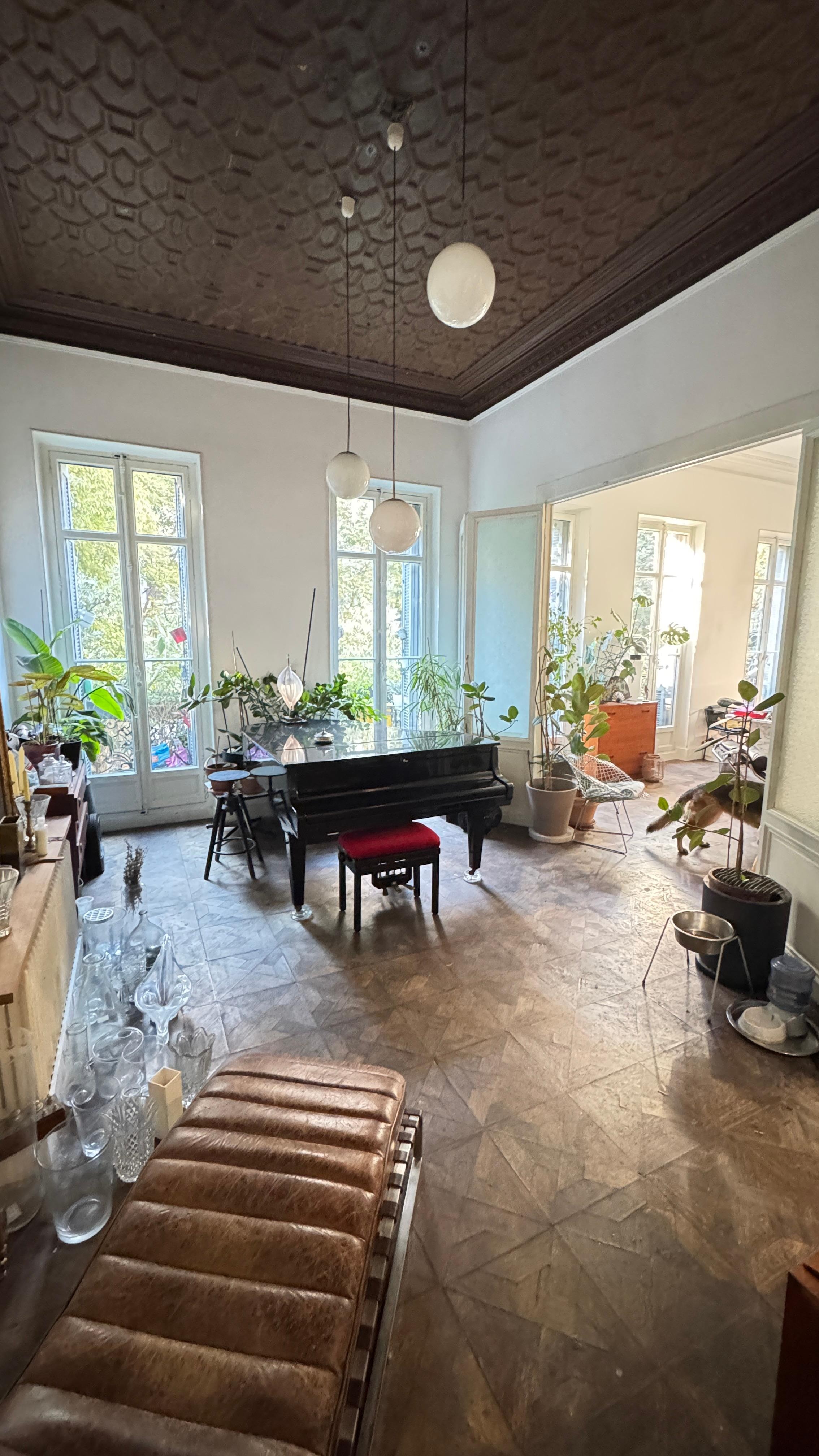 Pièce de vie chaleureuse 