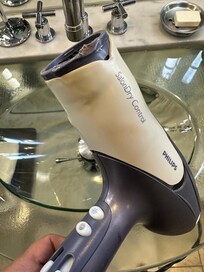 Secador de cabelo visivelmente desgastado para descrever minimamente.