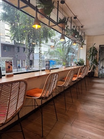 Café / lobby na entrada do hostel