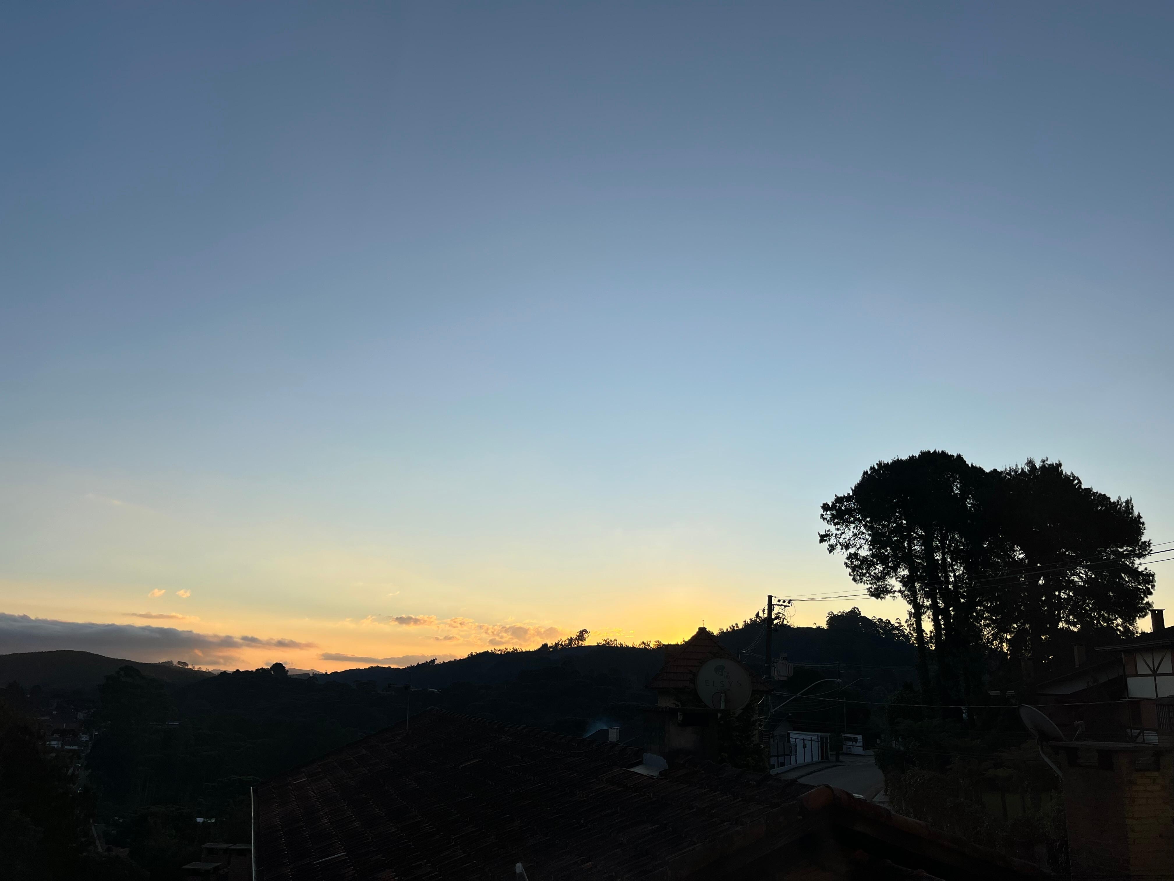 Imagem do pôr do sol da janela do quarto