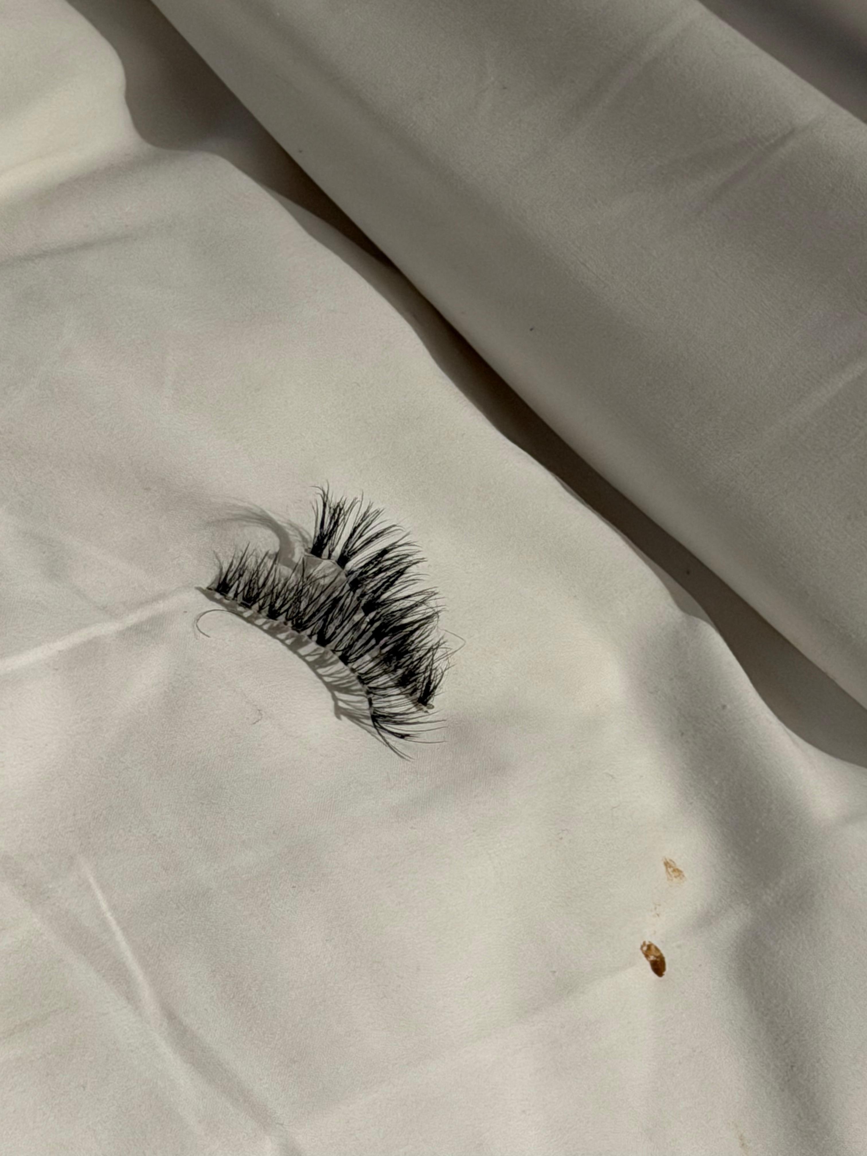 Cílios postiço nojento de algum hóspede anterior nos lençóis 