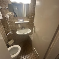 Badezimmer hinter der Tür ist Duschen