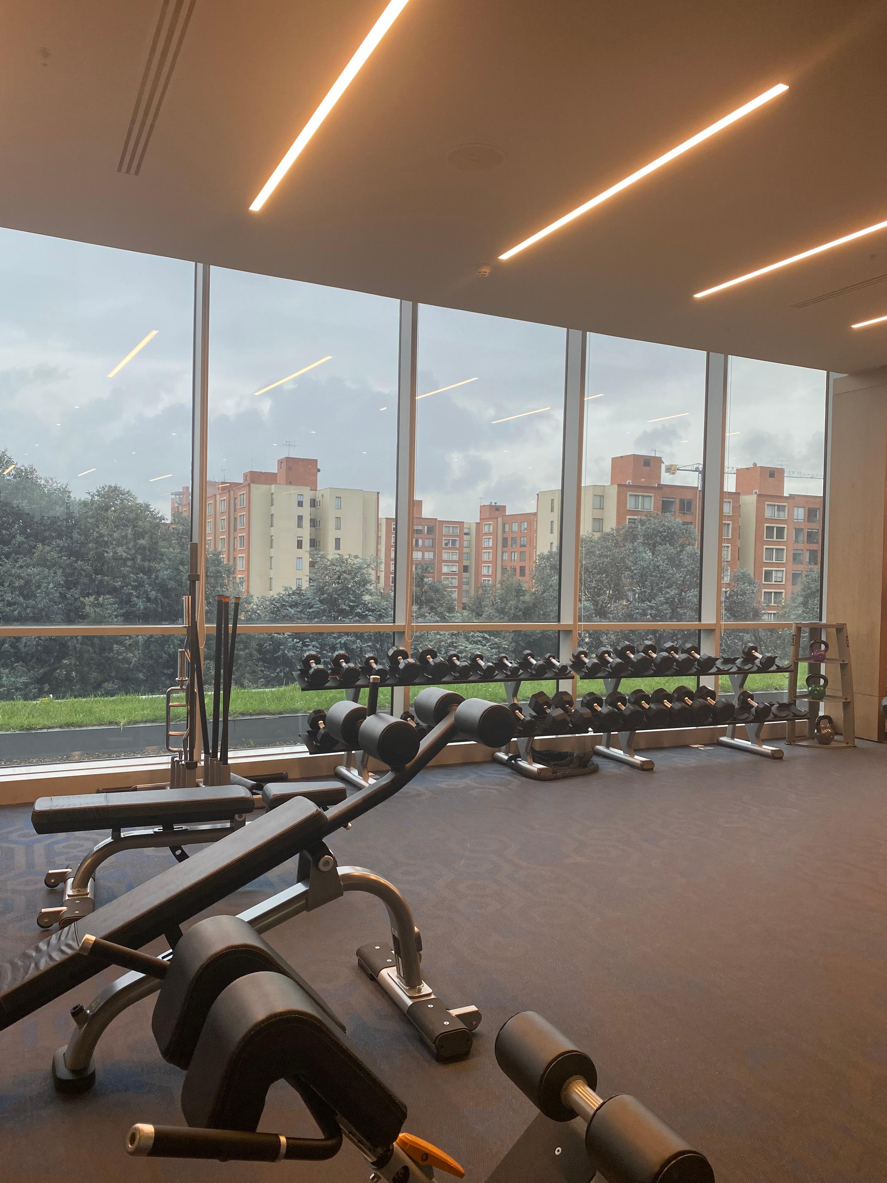Academia bem equipada e organizada
