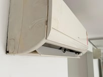 Ar condicionado velho, tampa colada com durex!