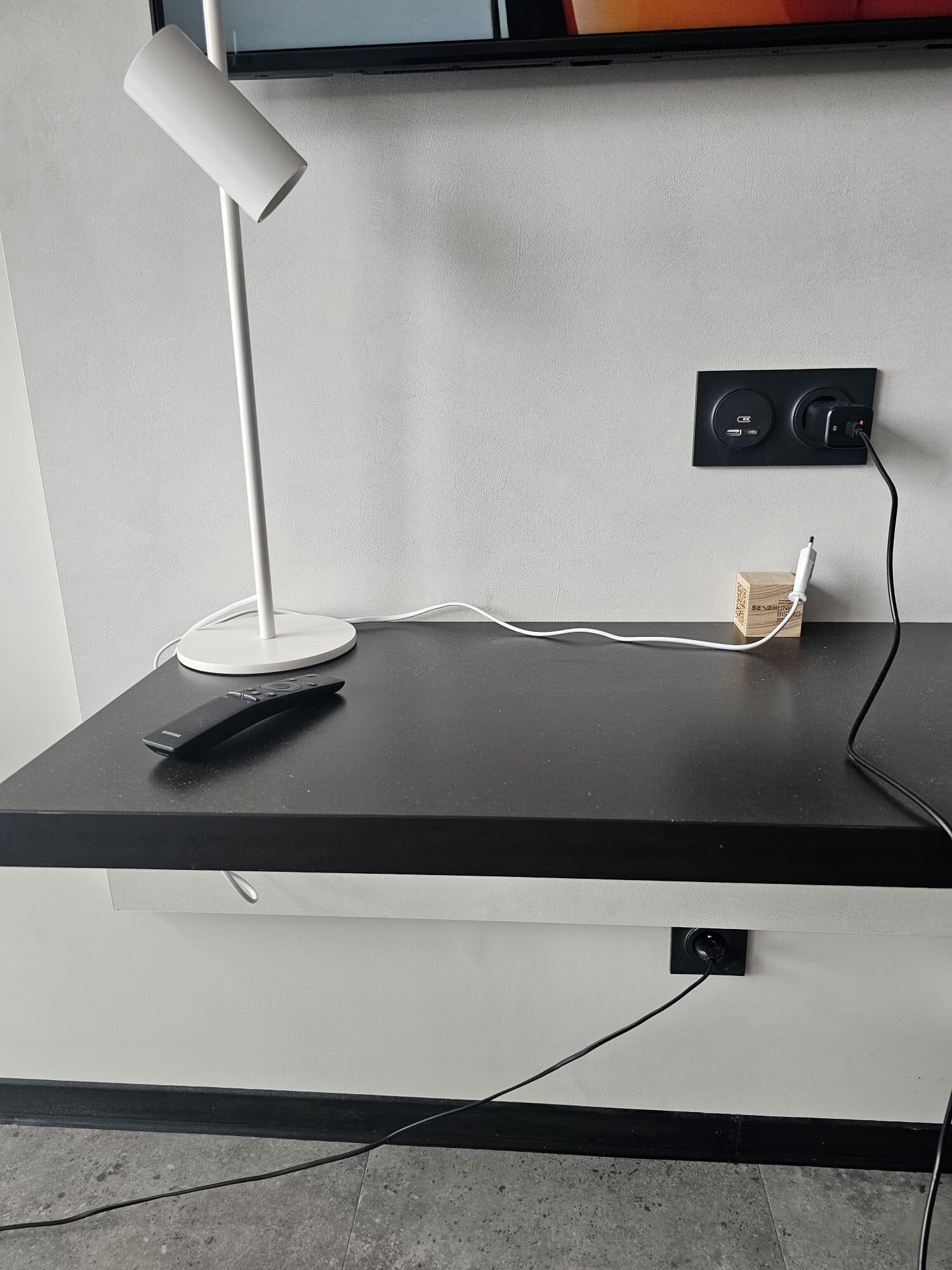 niveau espace Bureau 1 seule prise murale pour brancher ordinateur ou lampe bureau 