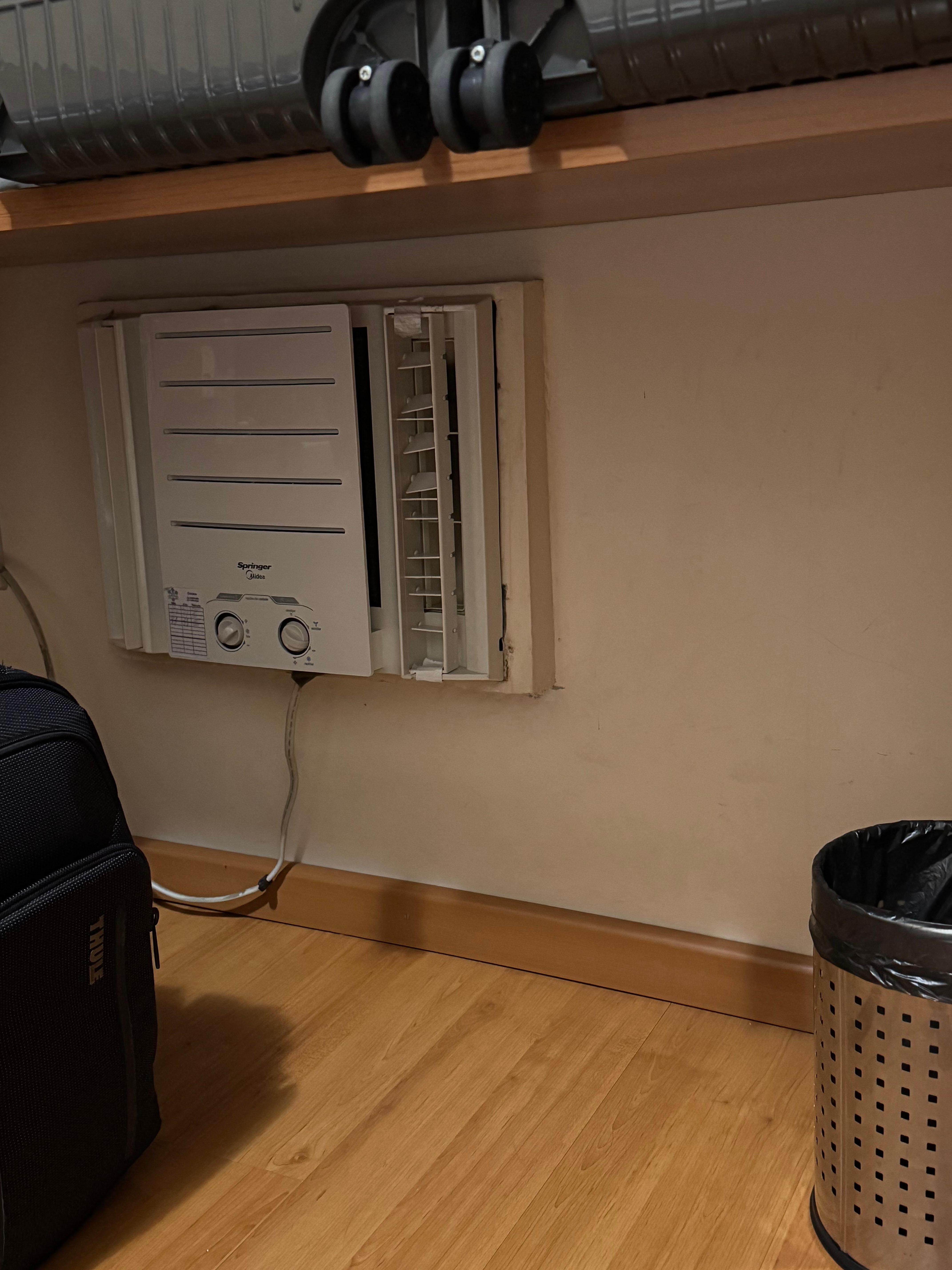 O ar condicionado fica em baixo de uma bancada e não tem controle, impossível para idosos acessarem o equipamento