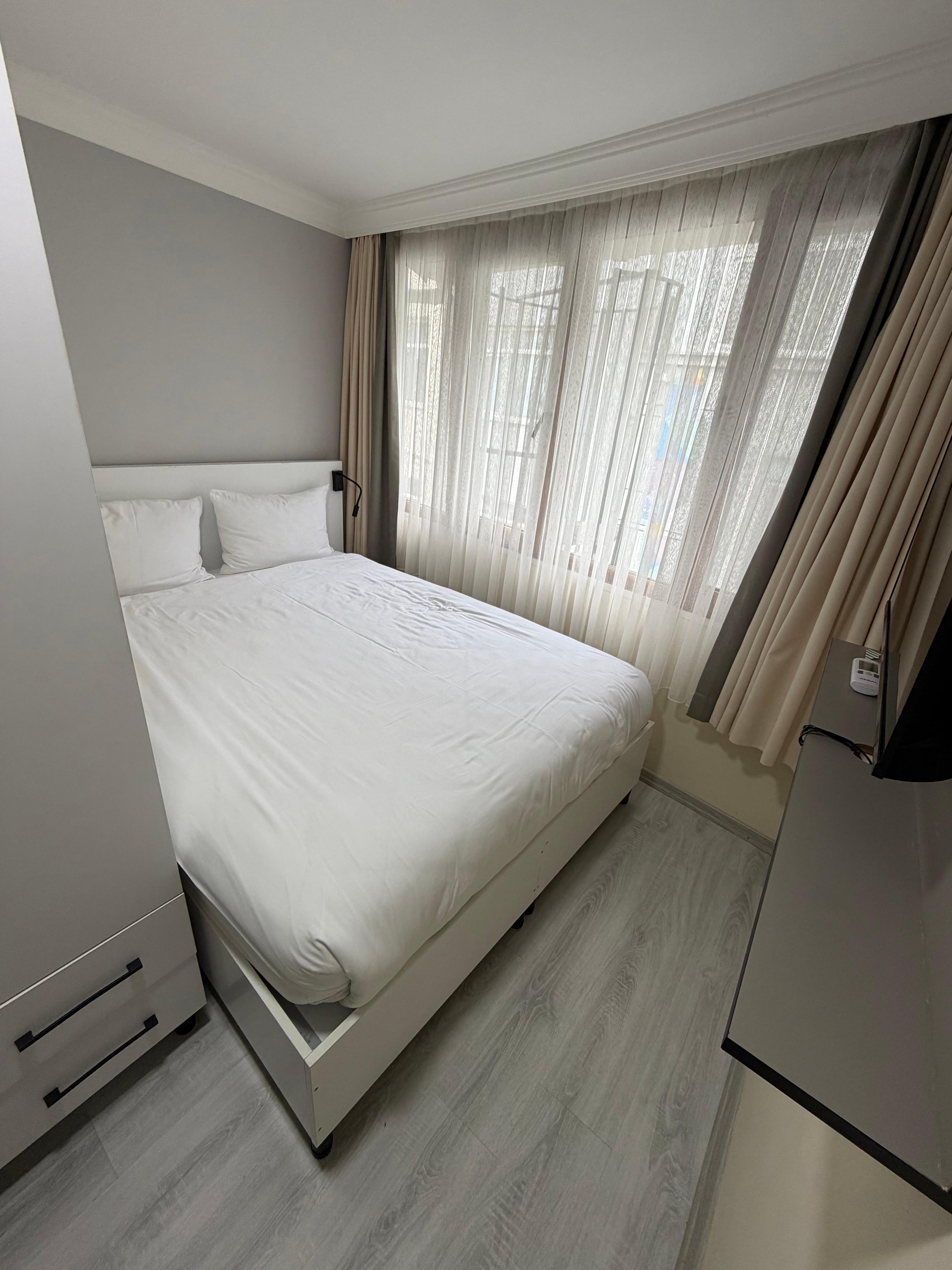 Yatak konforluydu. Nevresimleri mis gibi kokuyordu.