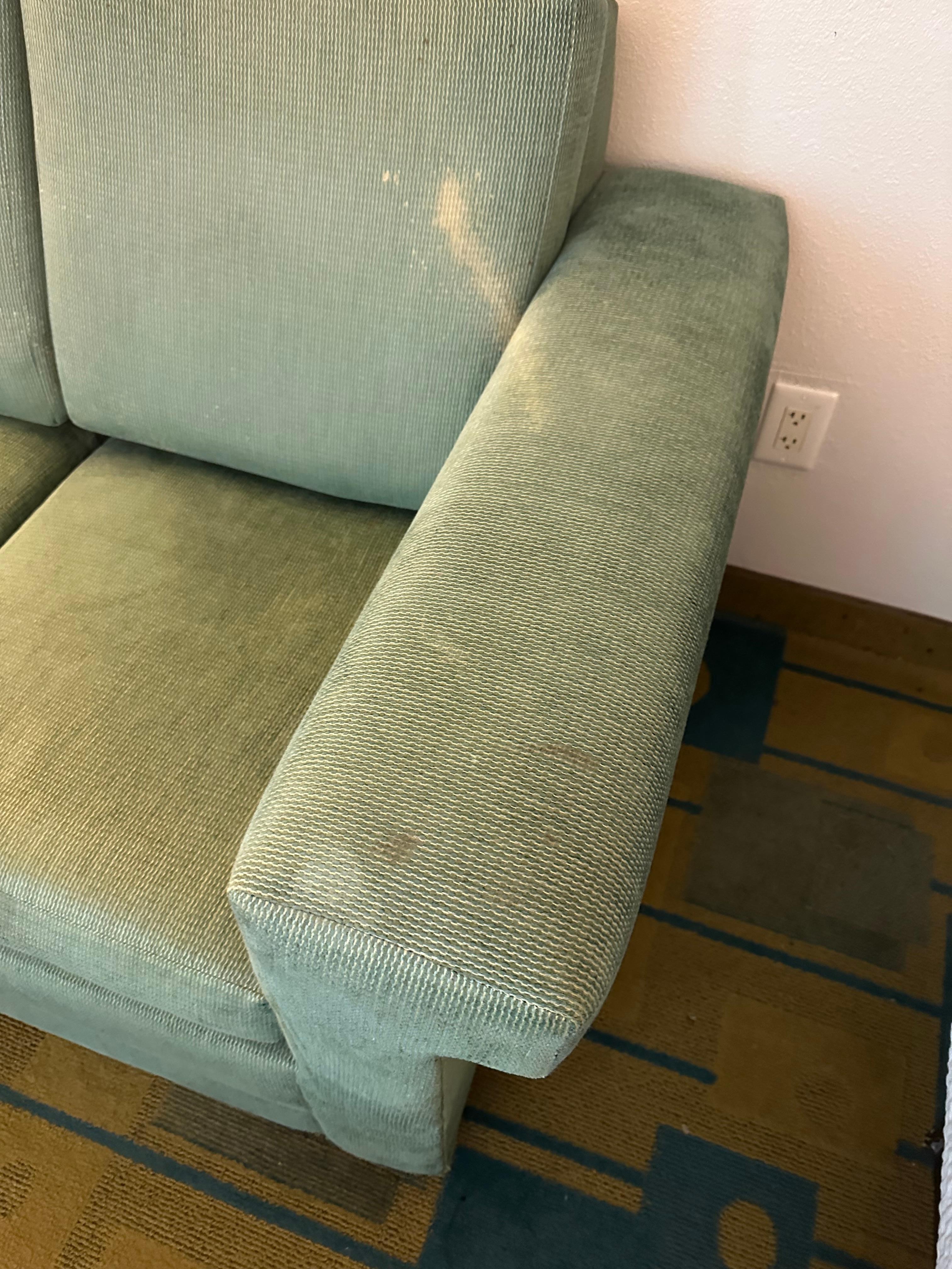 Sofá parecia que tinha vomitado nele, mas é o sofá do quarto!