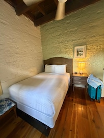 One single queen bed