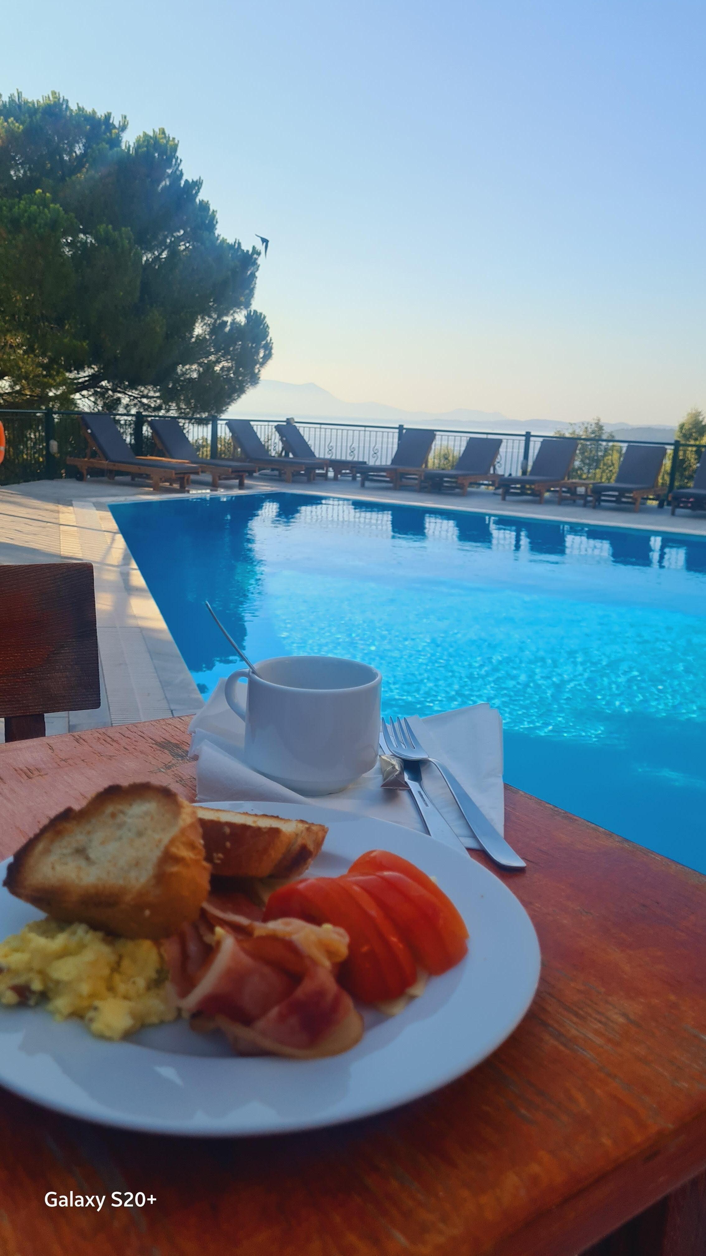 Colazione bordo piscina