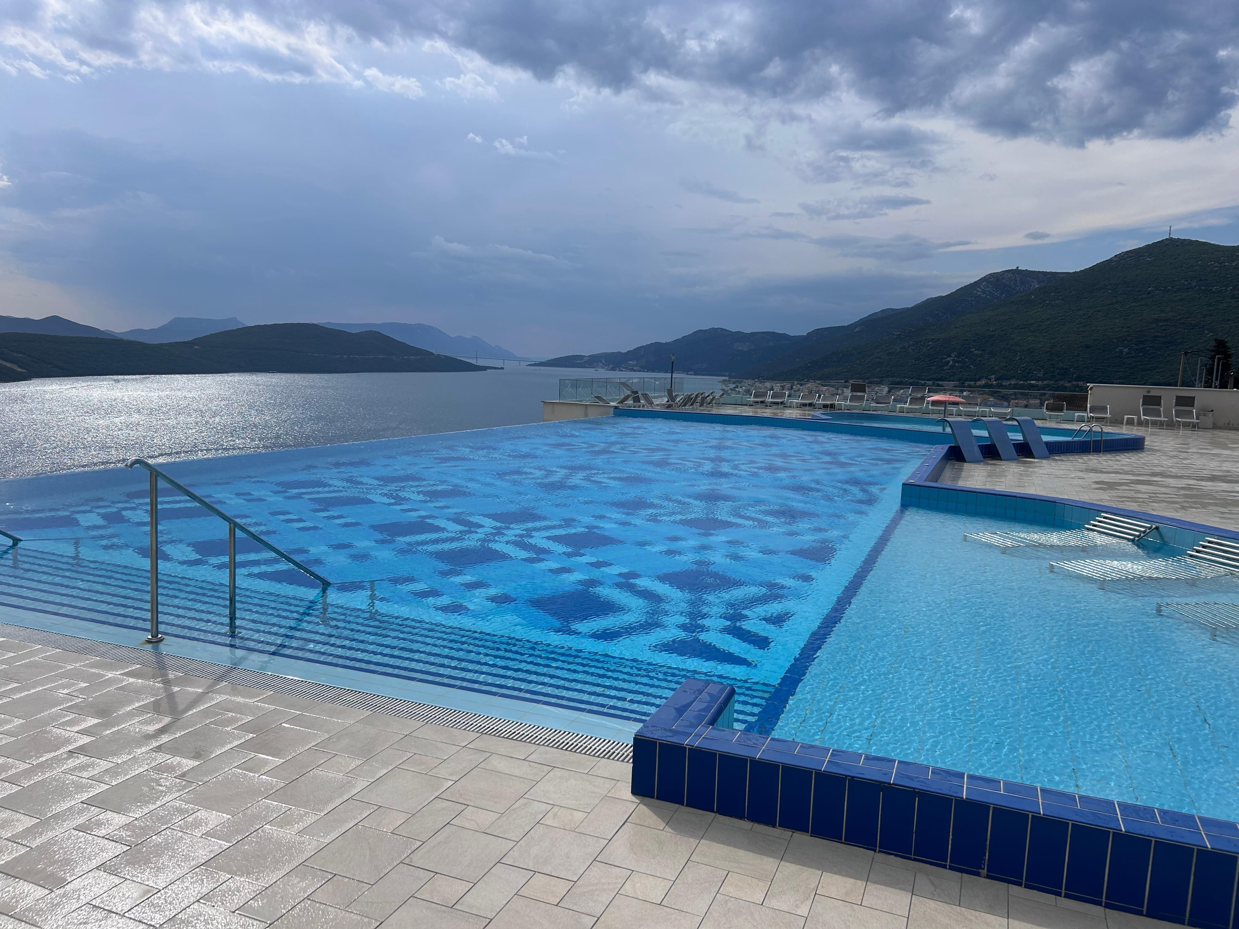 Top level infinity pool