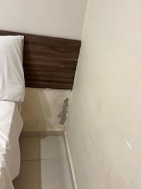 Reboco da parede descolado.