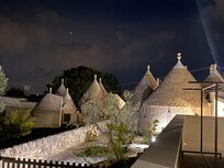 Vista nocturna de los Trulli loco