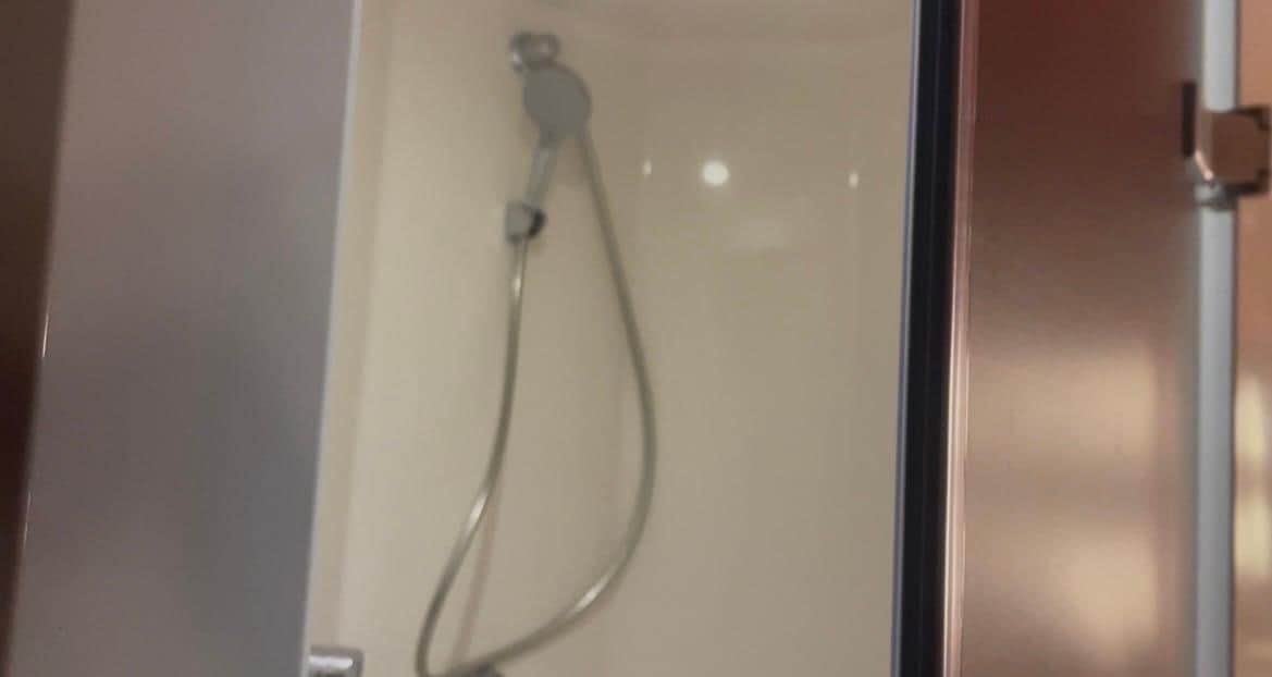 A parte do chuveiro é separada do sanitário.