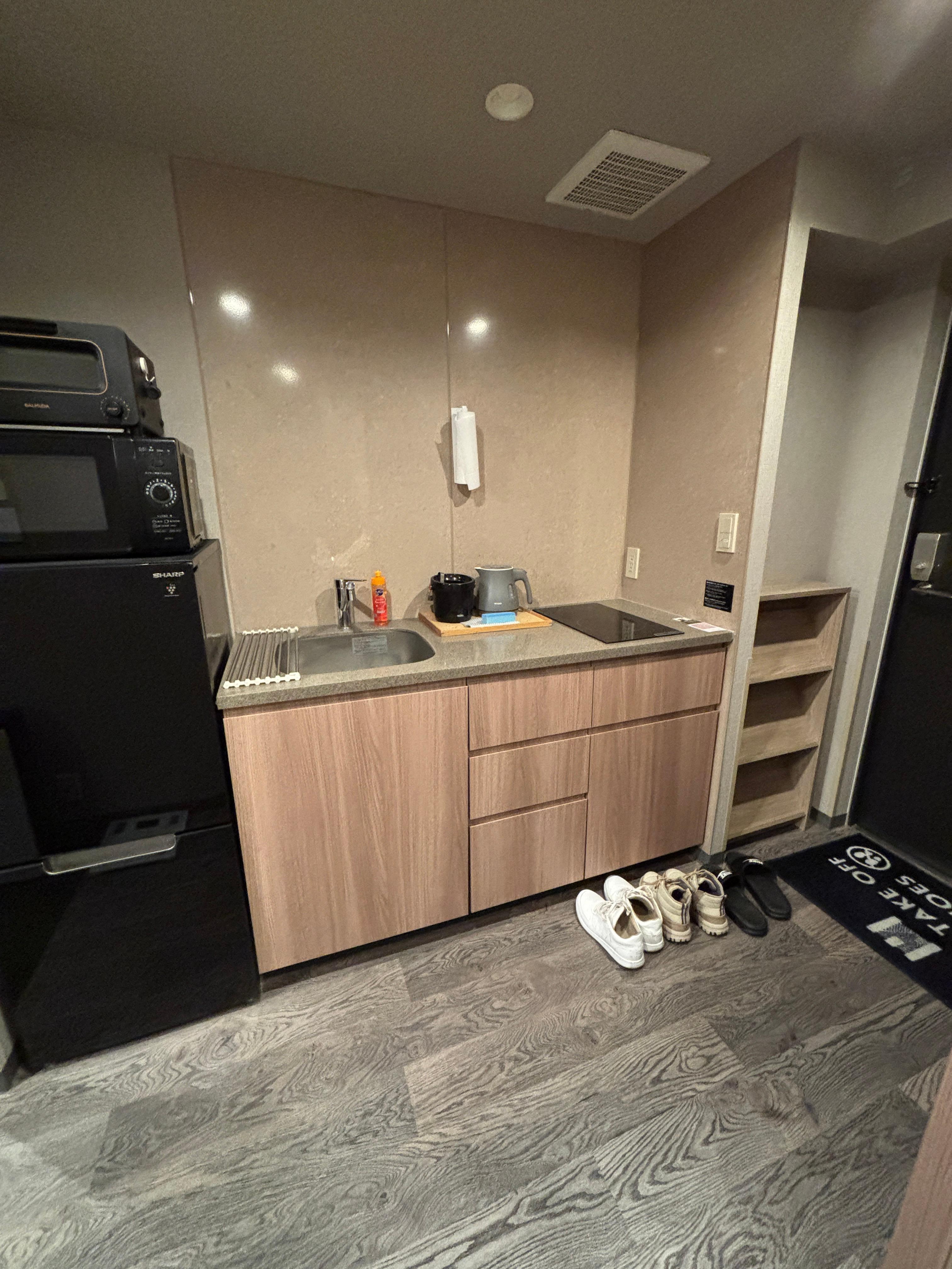 廚房設備很足可以自己料理，IH電磁爐、烤箱、微波爐