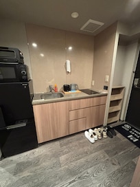 廚房設備很足可以自己料理,IH電磁爐、烤箱、微波爐