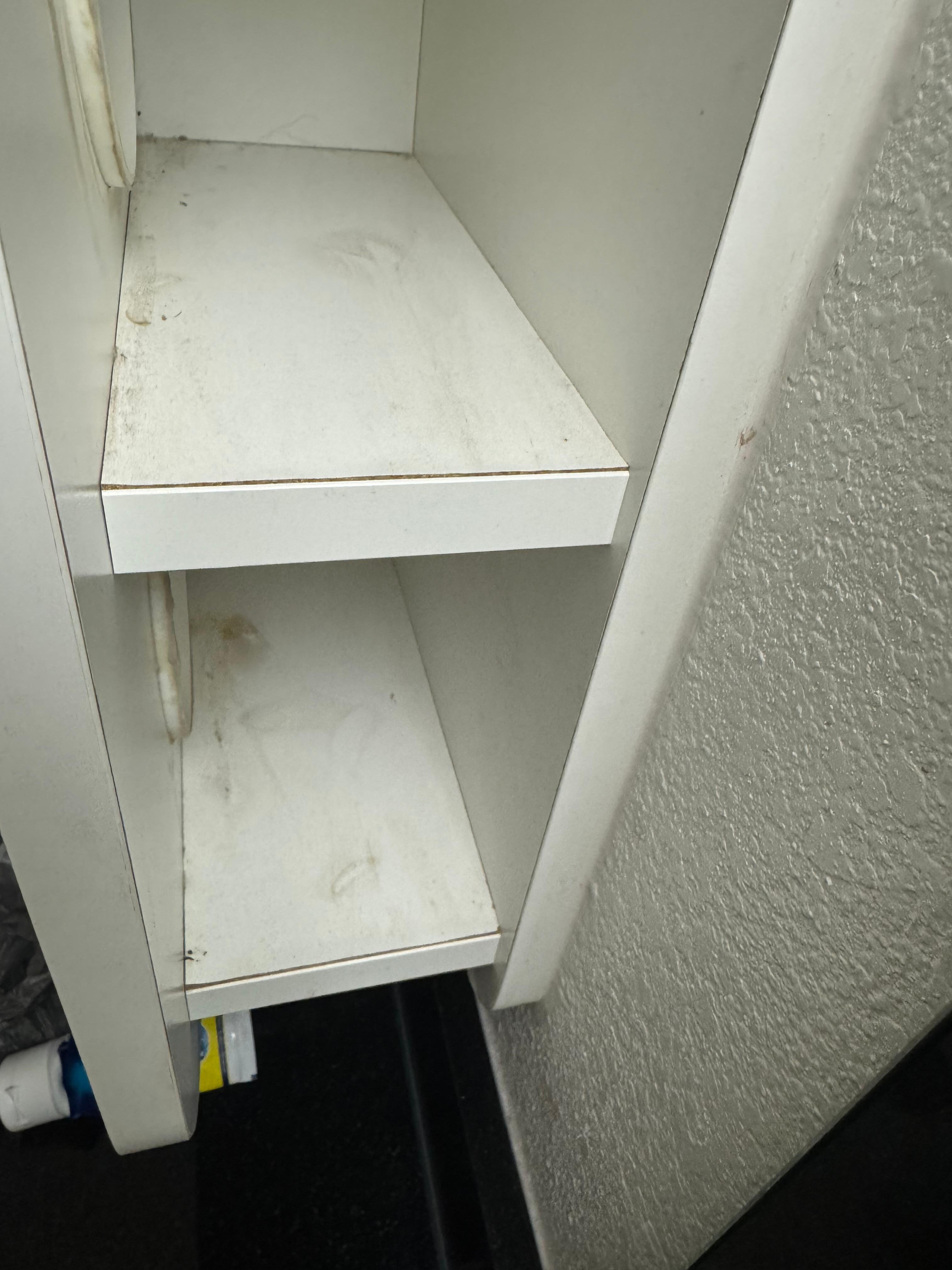 Dreckiges Regal für Handtücher