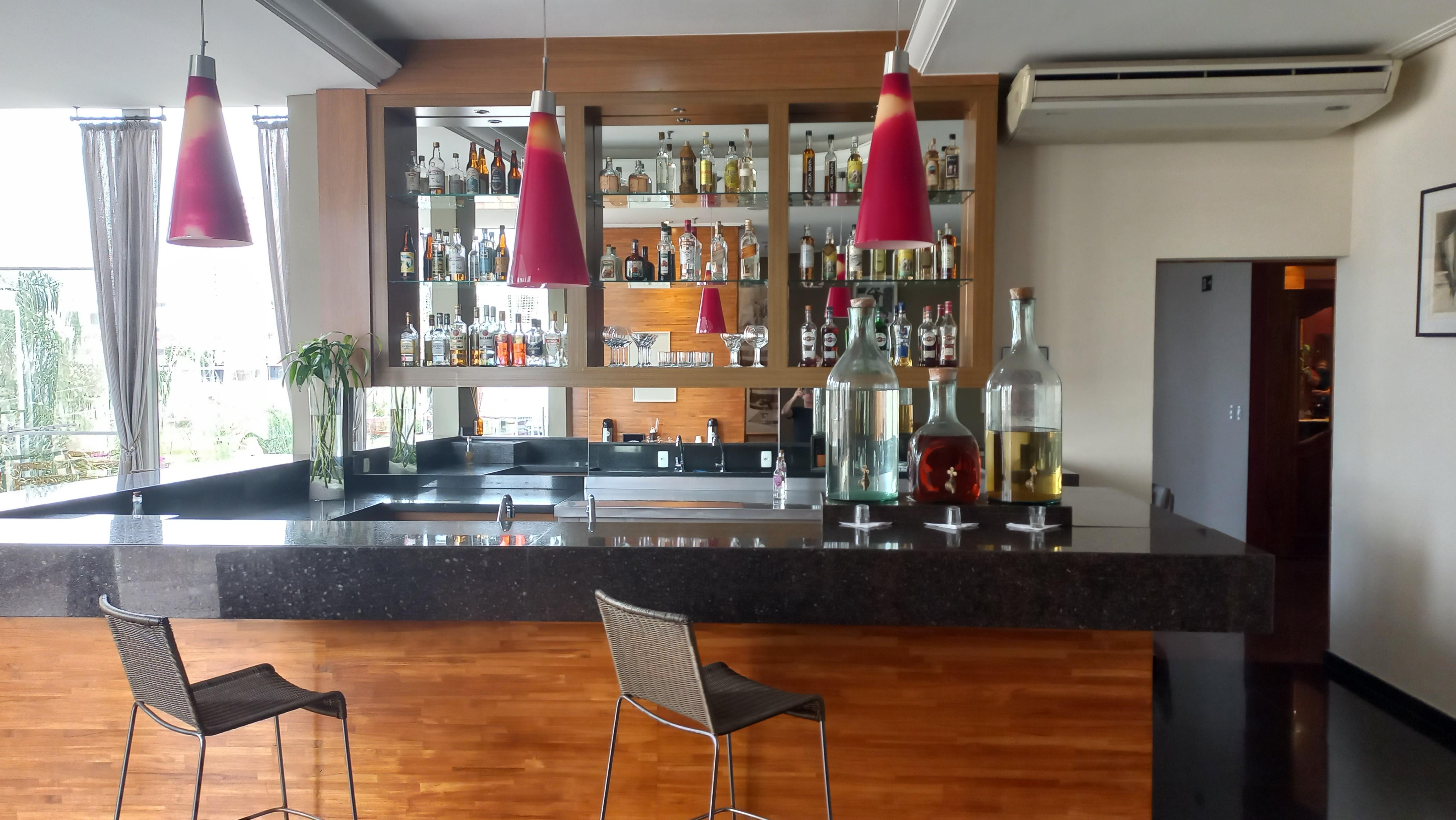 Vista do bar do lounge.