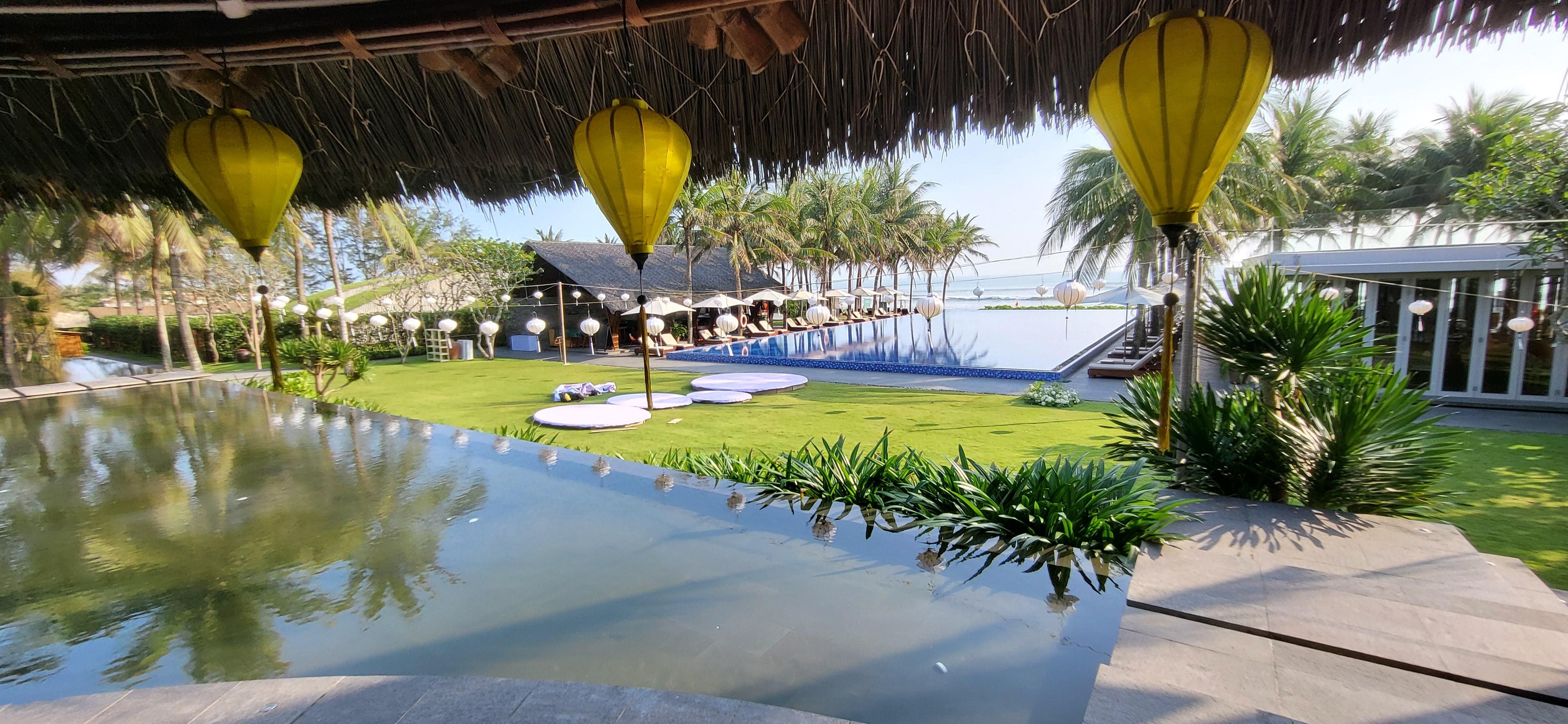Vue depuis resto du petit déjeuner avec piscine principale au second plan
