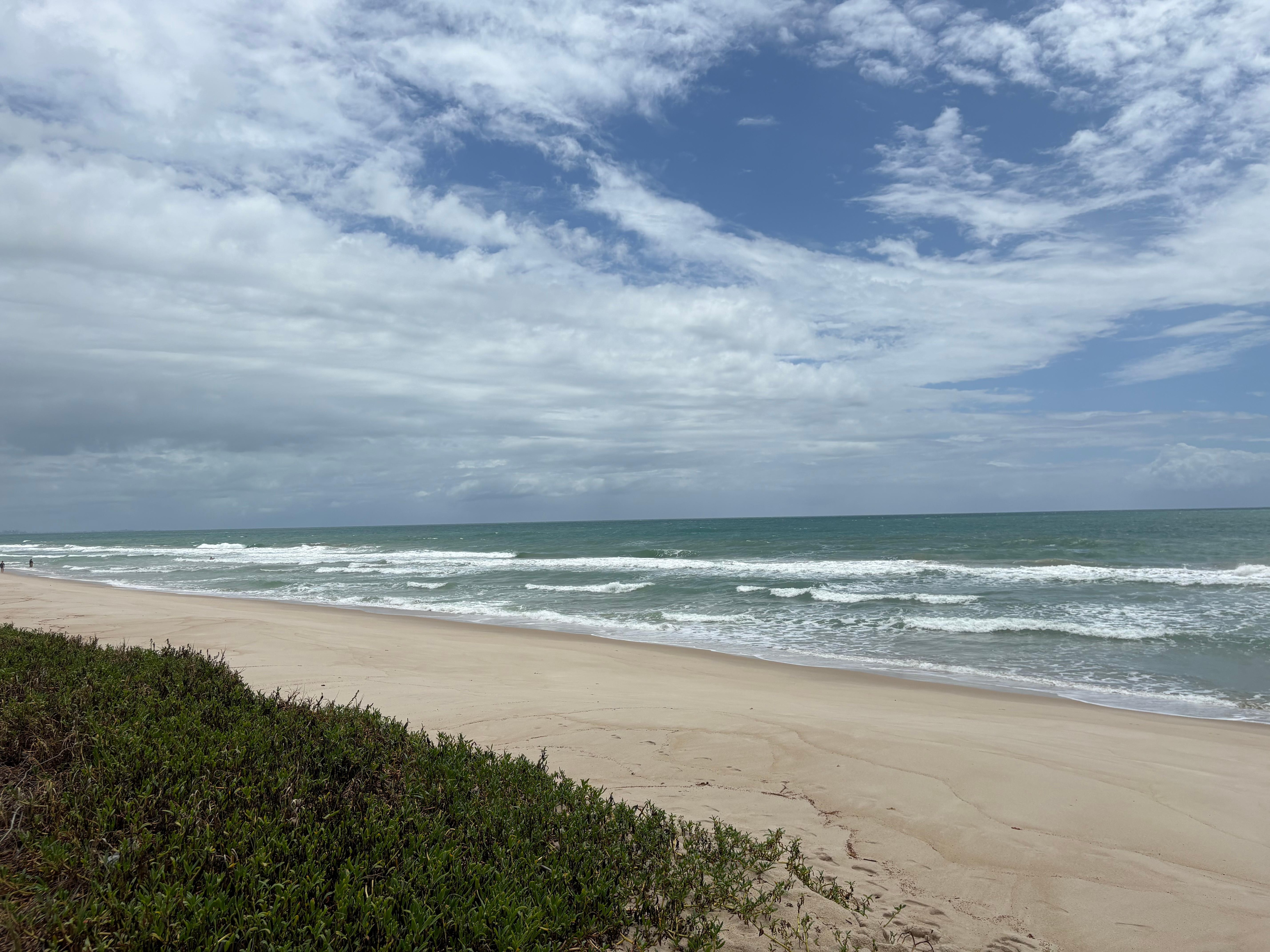 Praia em frente à pousada