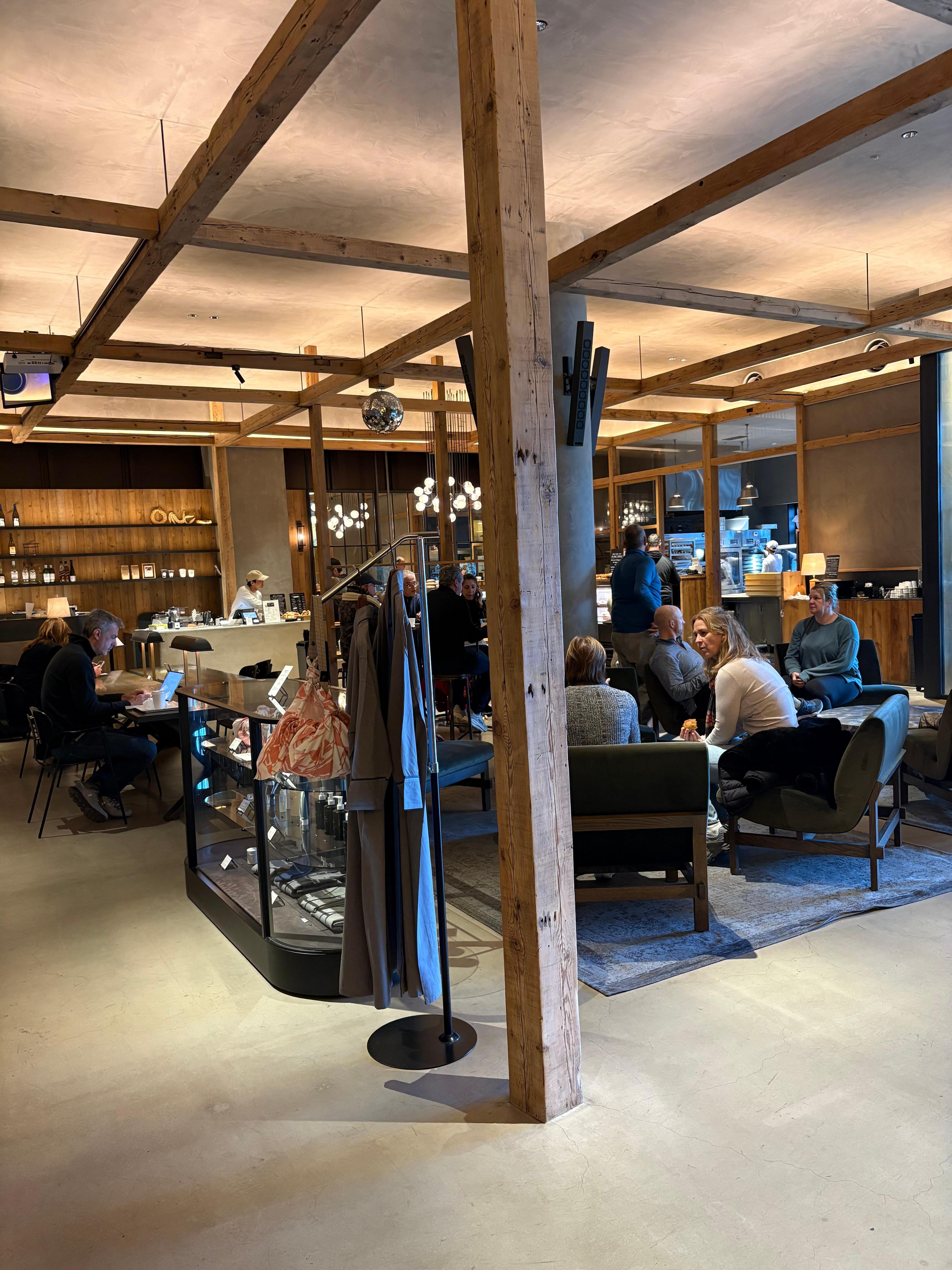 ロビー脇のスペースは居心地良く、バーもある