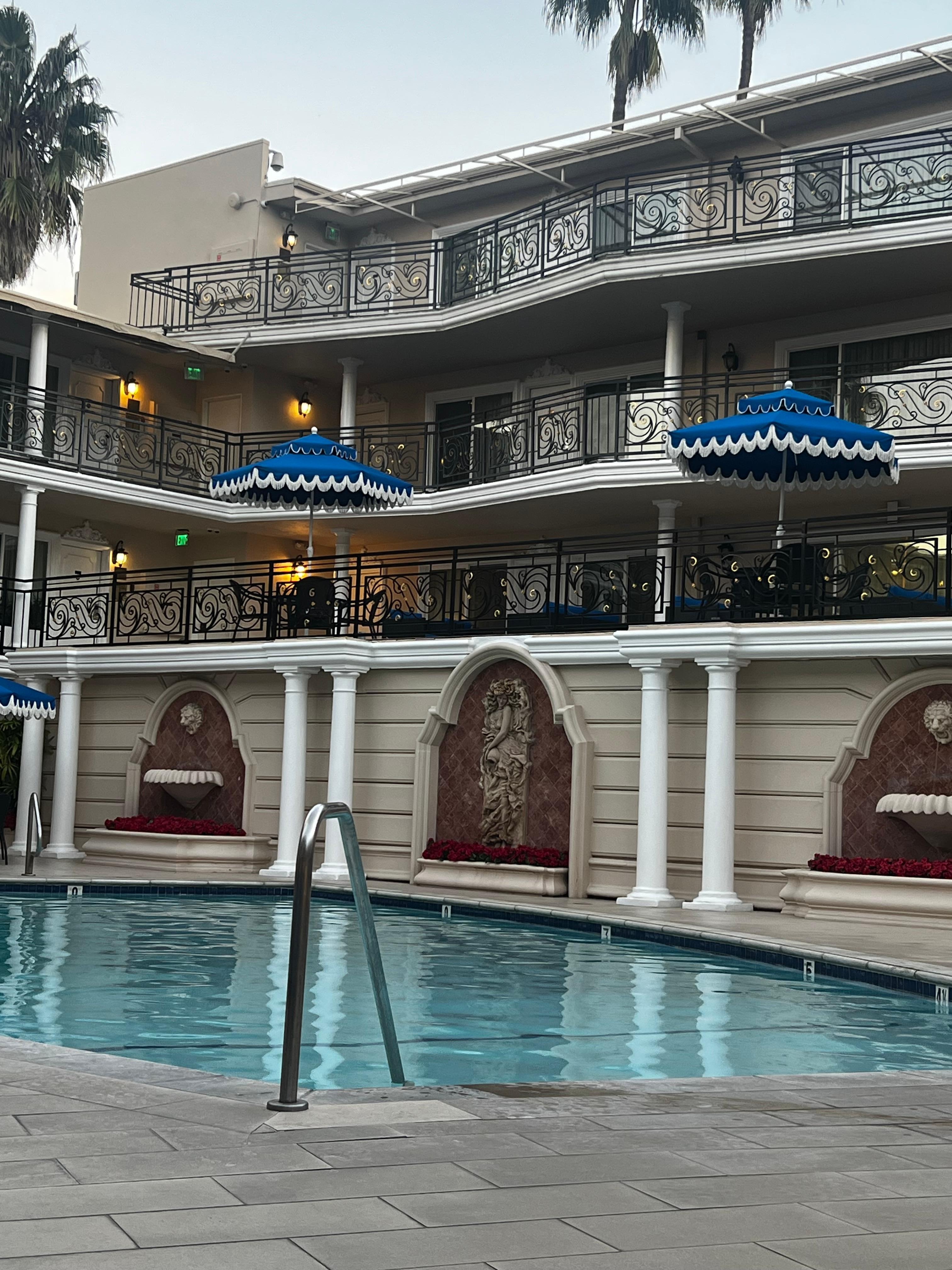 Parte interna do hotel com piscina muito agradável.