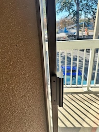 The sliding door didn't lock