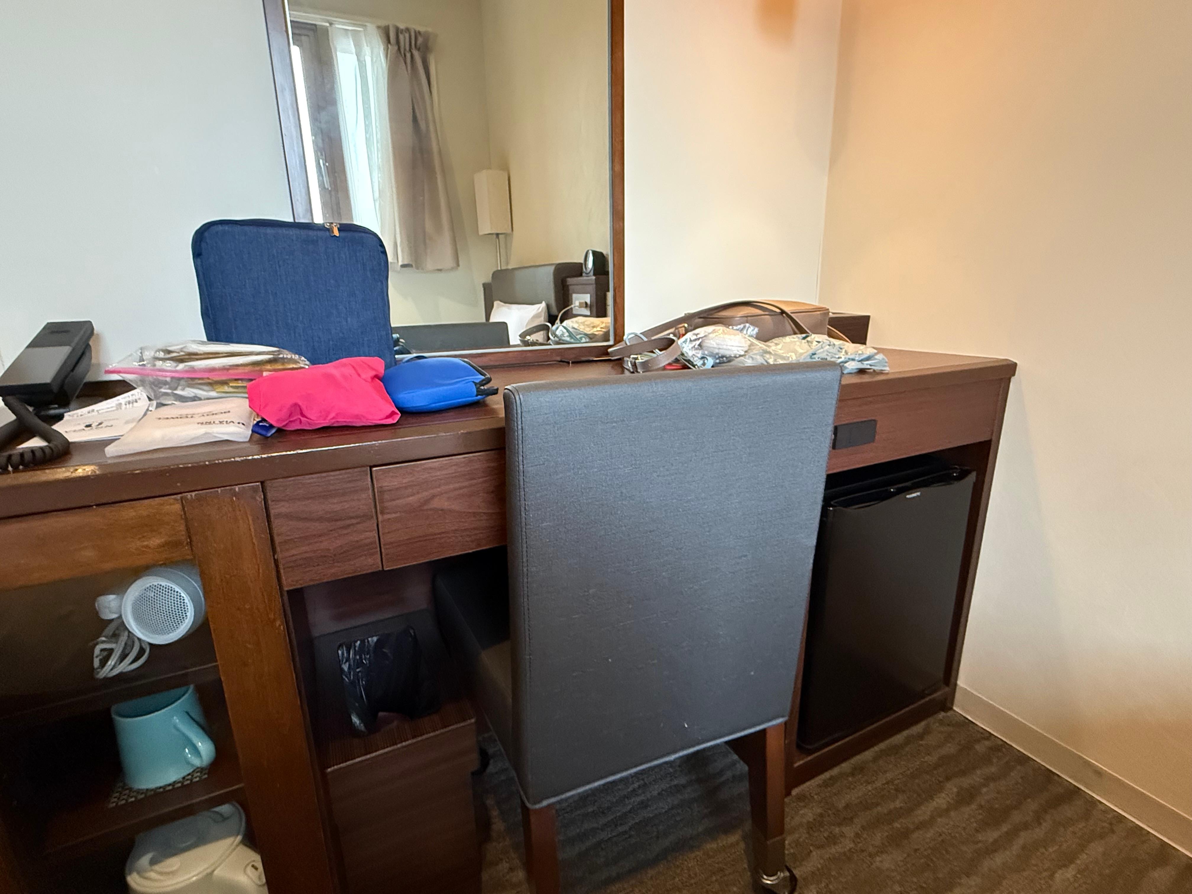 鏡前が お化粧するには少し暗い