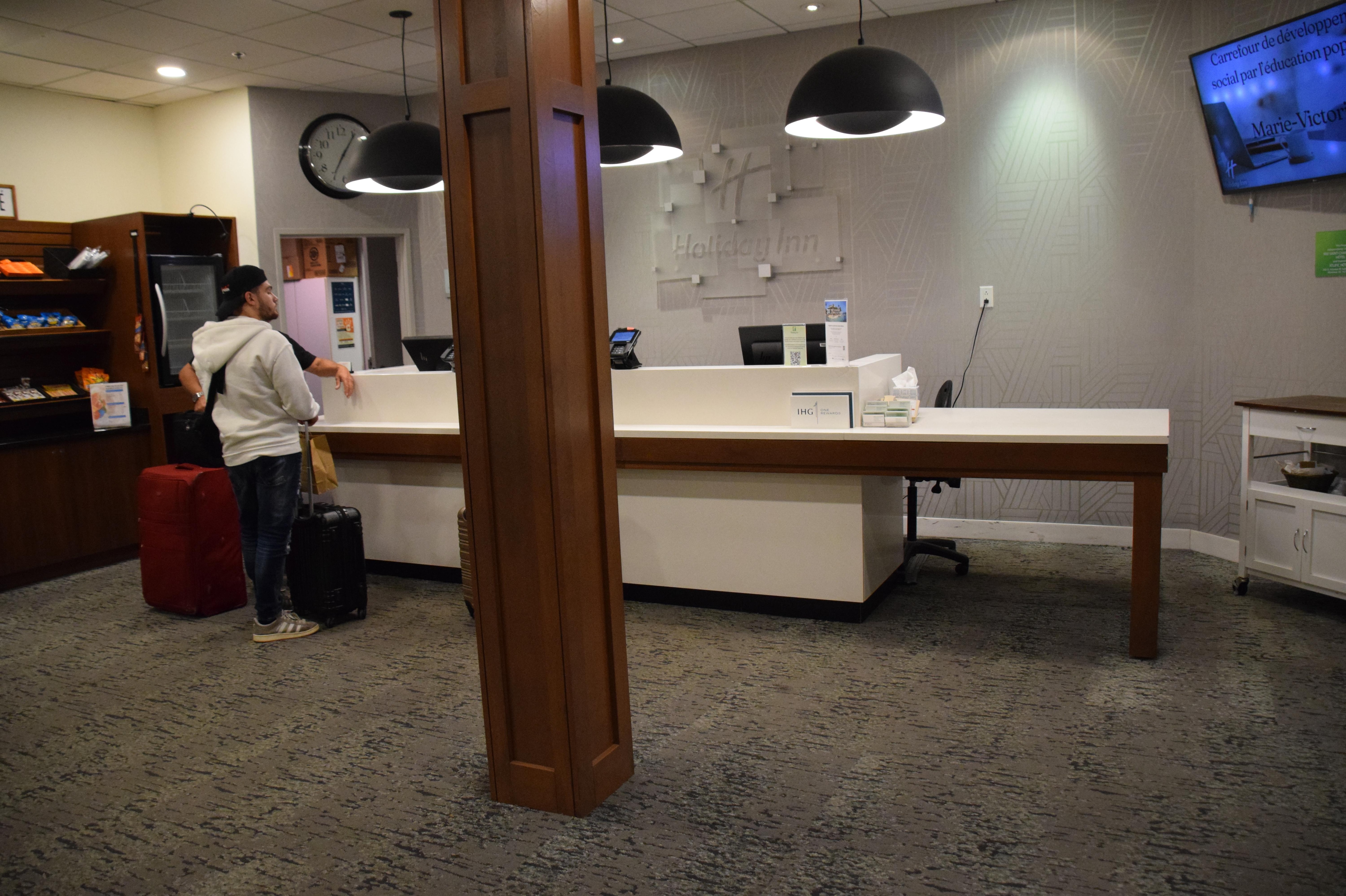 La réception de l'hôtel.