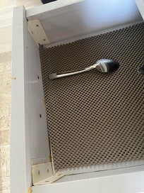 The utensils drawer was not stable dirty and old.
