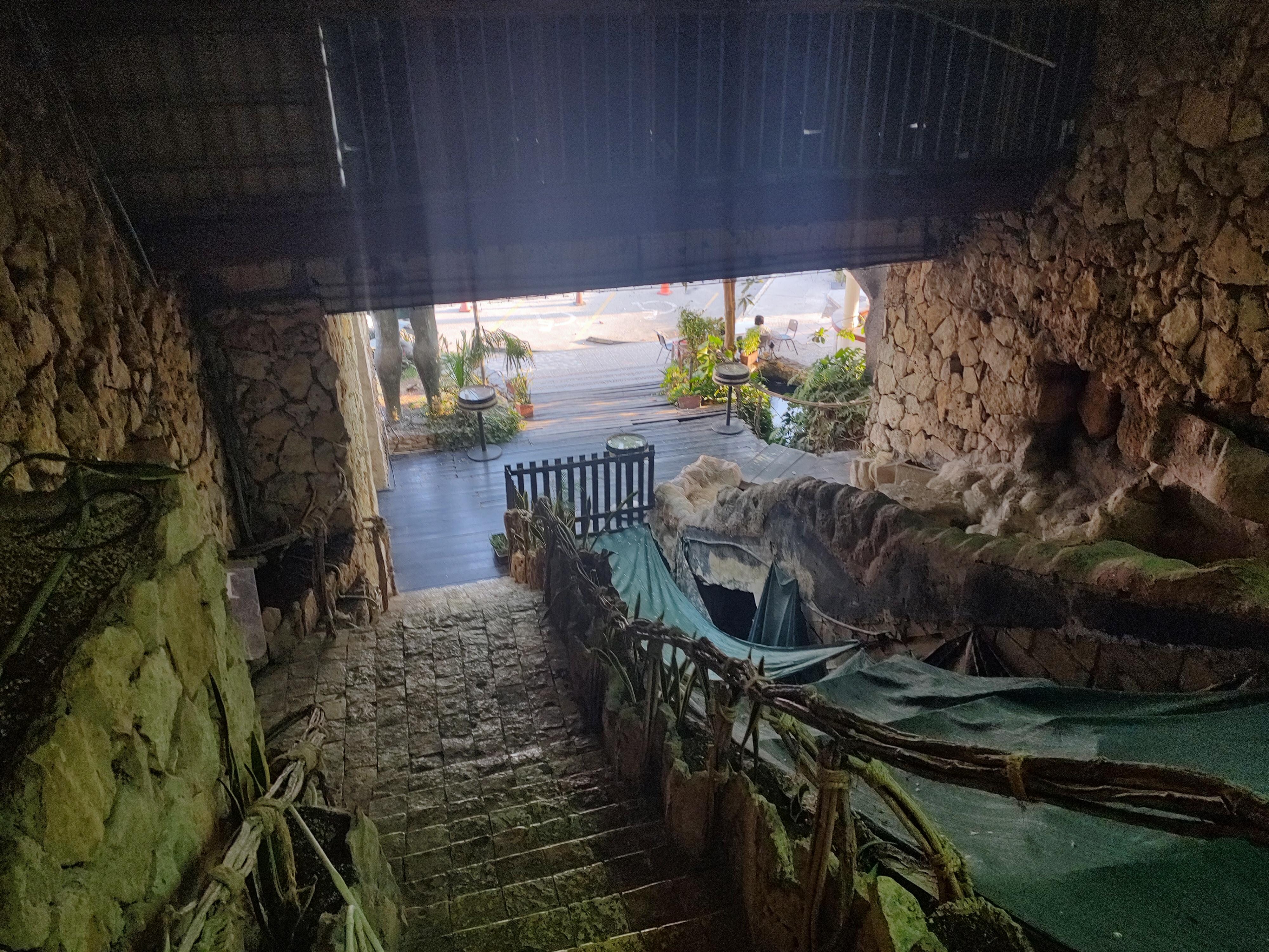 saída por trás, e acesso "restaurante"