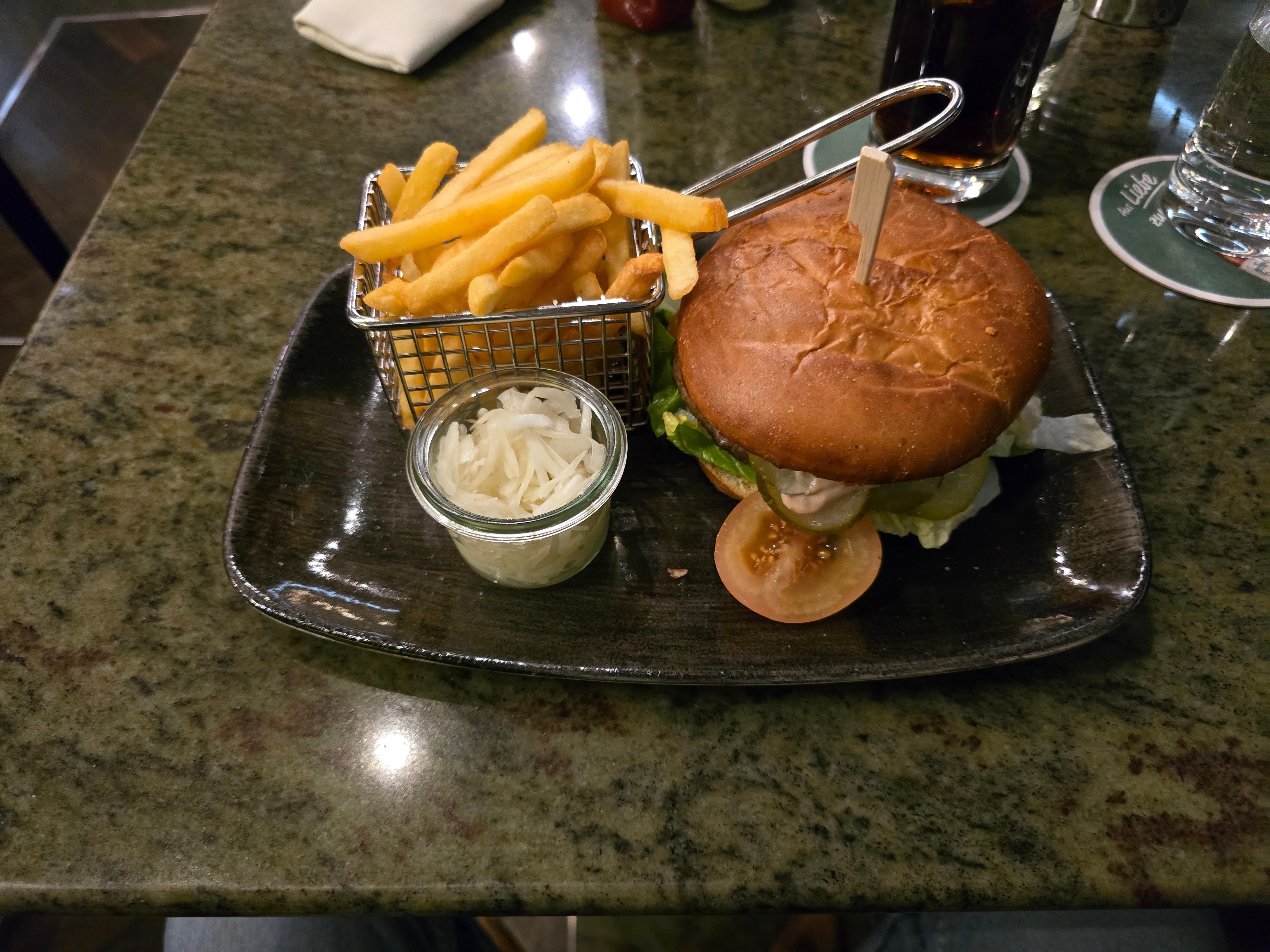 Essen im Restaurant,  Burger auf Empfehlung 