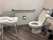 El baño sucio, y para colmo, las toallas puestas directamente sobre esa silla en la que se sienta la gente