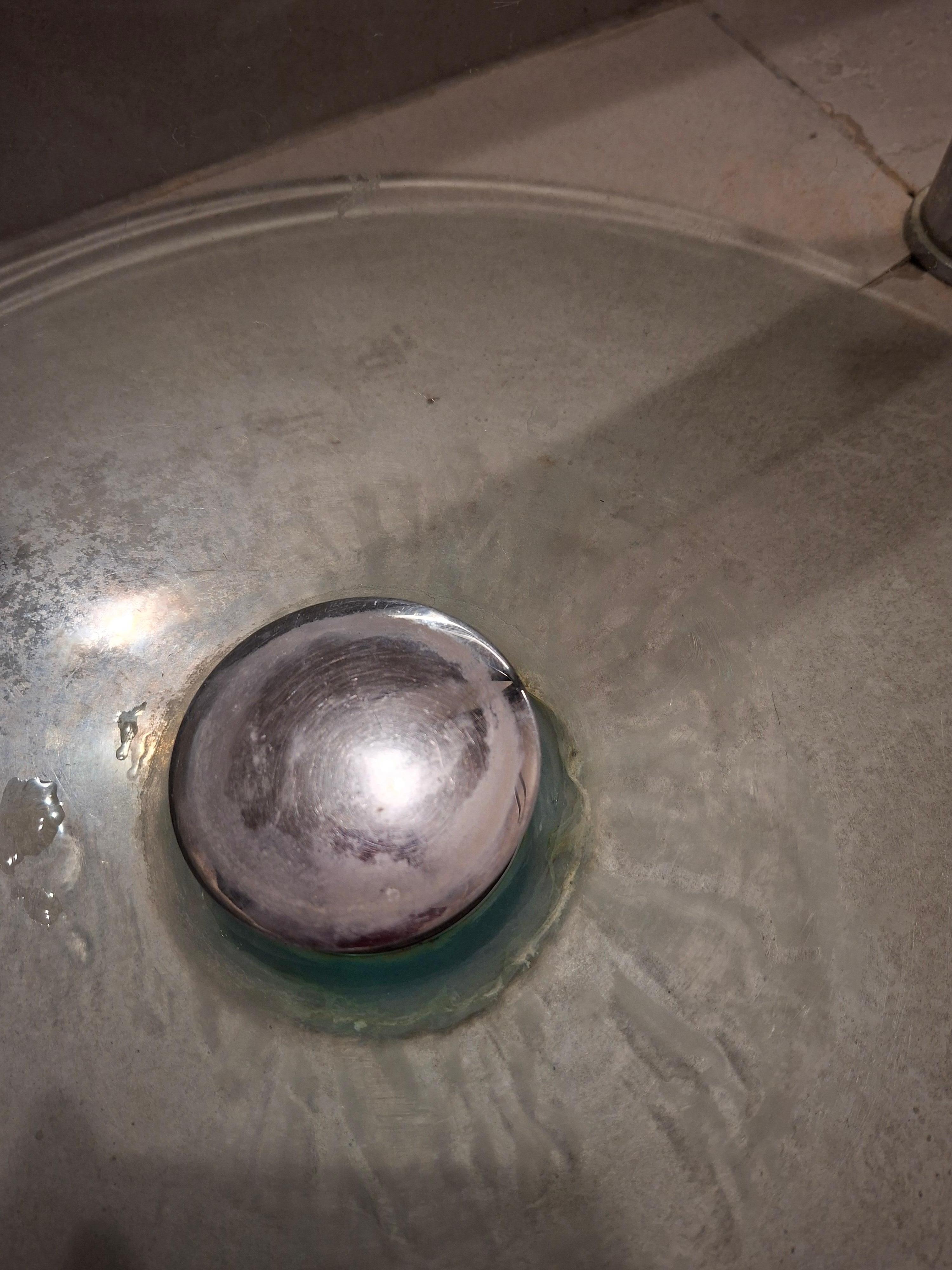 Waschbecken nach sogenannten Säuberung 