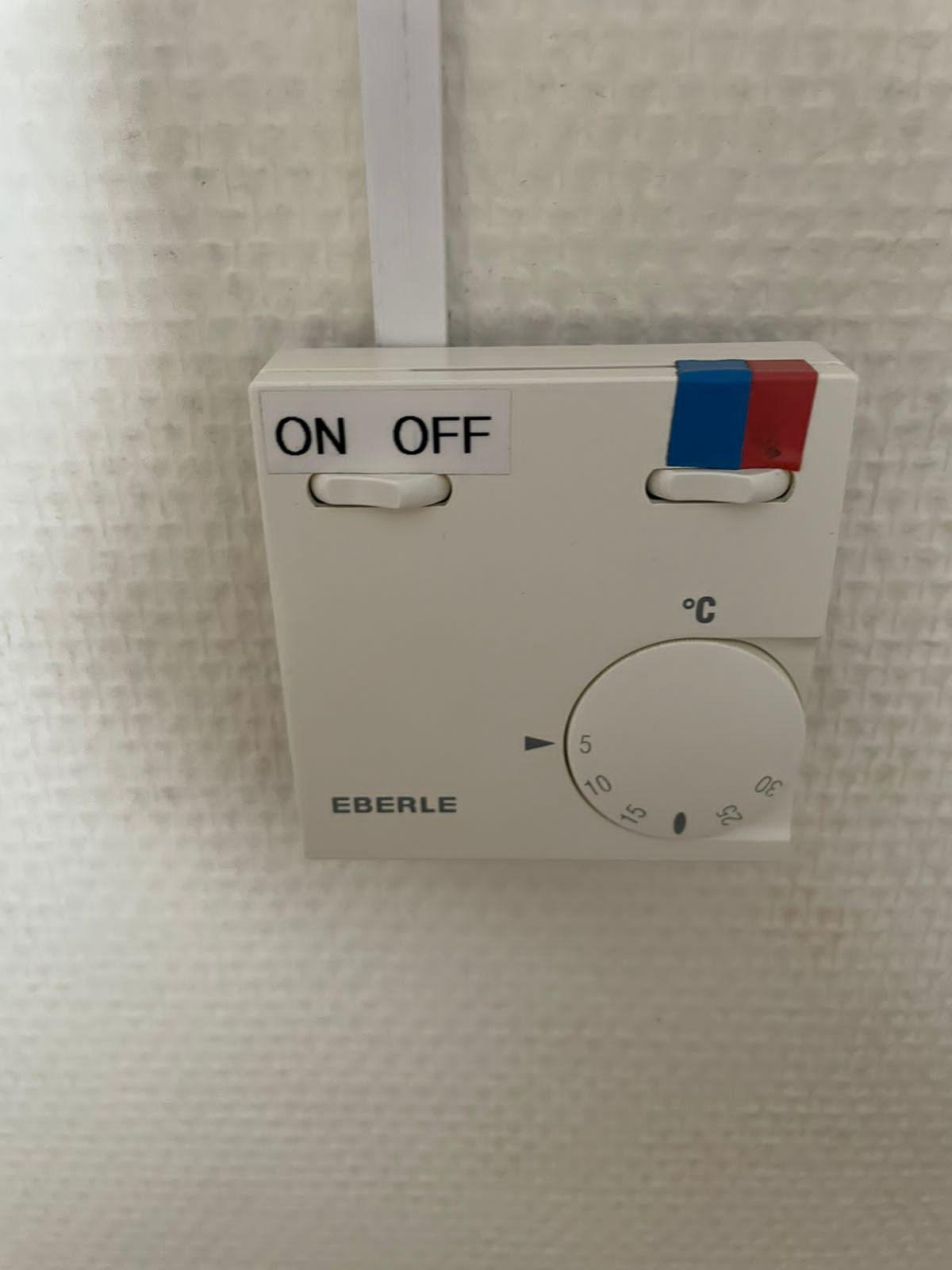 Não existe ar condicionado individual para o quarto. O controle não funciona. O ar é central e é muito quente. 