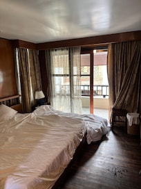 Tudo marrom, inclusive as cortinas