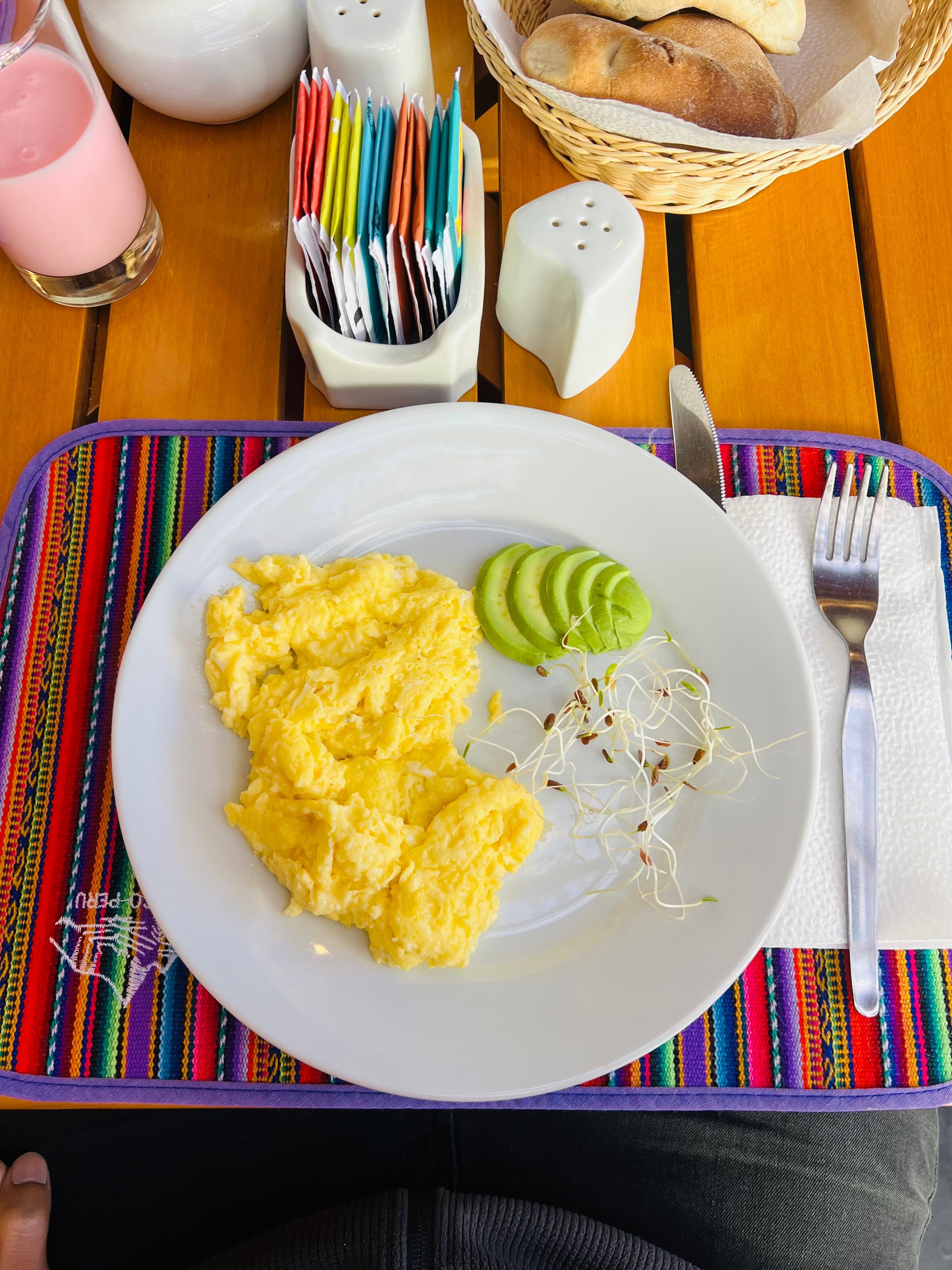 Um ótimo bem servido café da manhã preparado por uma equipe sempre disposta a lhe atender bem!!