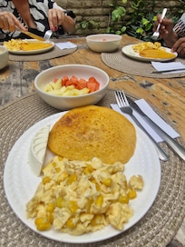 Desayuno delicioso, y tambien te sirven café y jugo de naranja, muy bueno