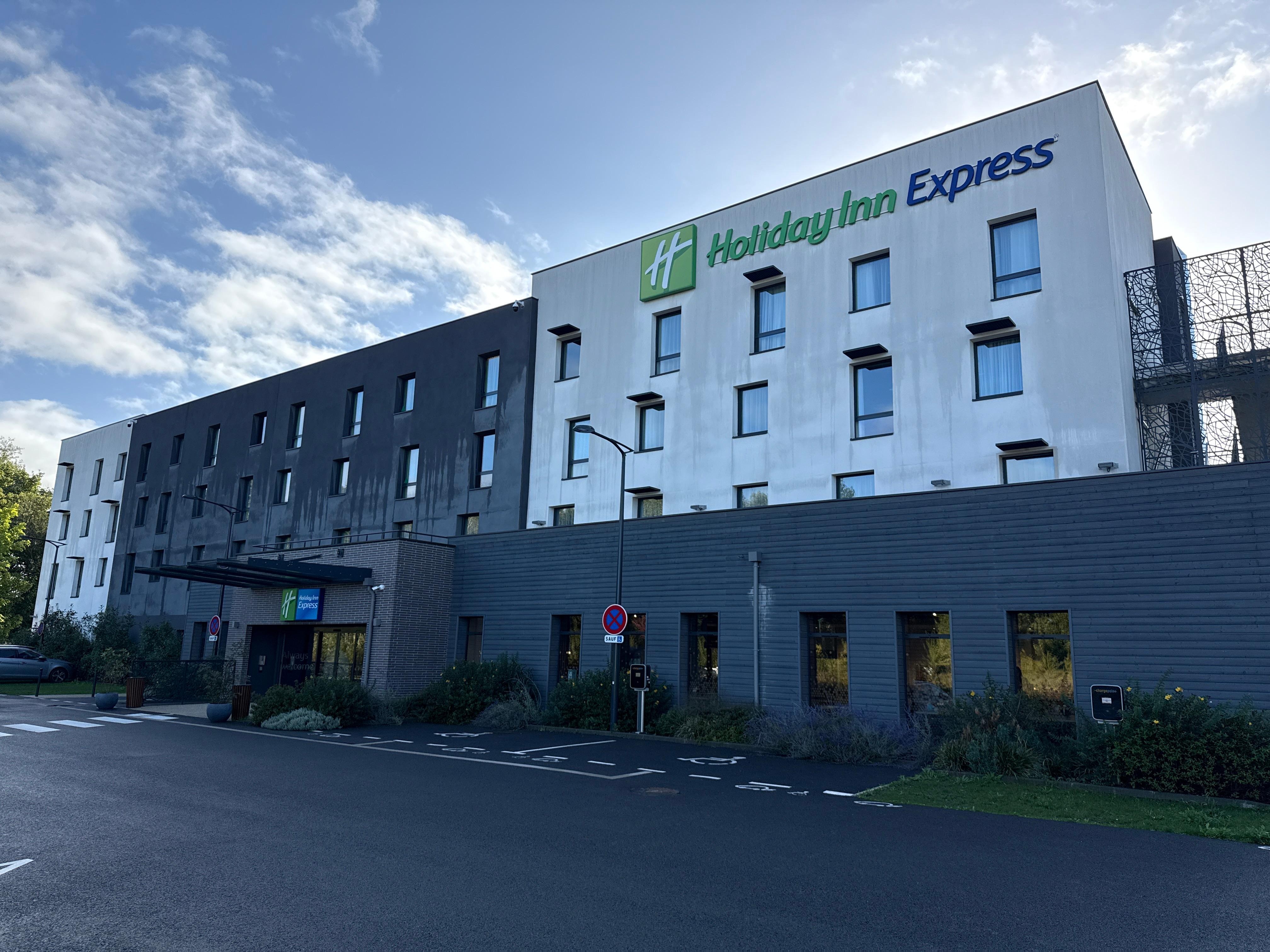 Fica à 10min da Disney, excelente localização. Ao lado do Buffalo Grill. 