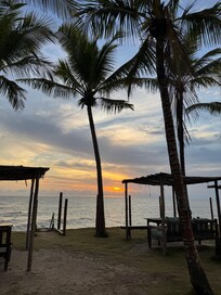 Sol nascendo, visto da parte externa da pousada.