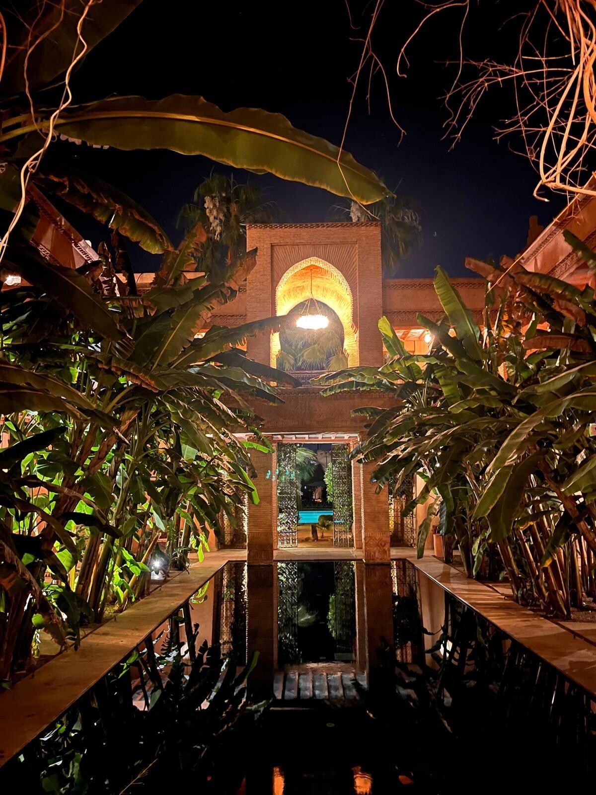 Vue de 2 piscines du hall de l'hôtel 
