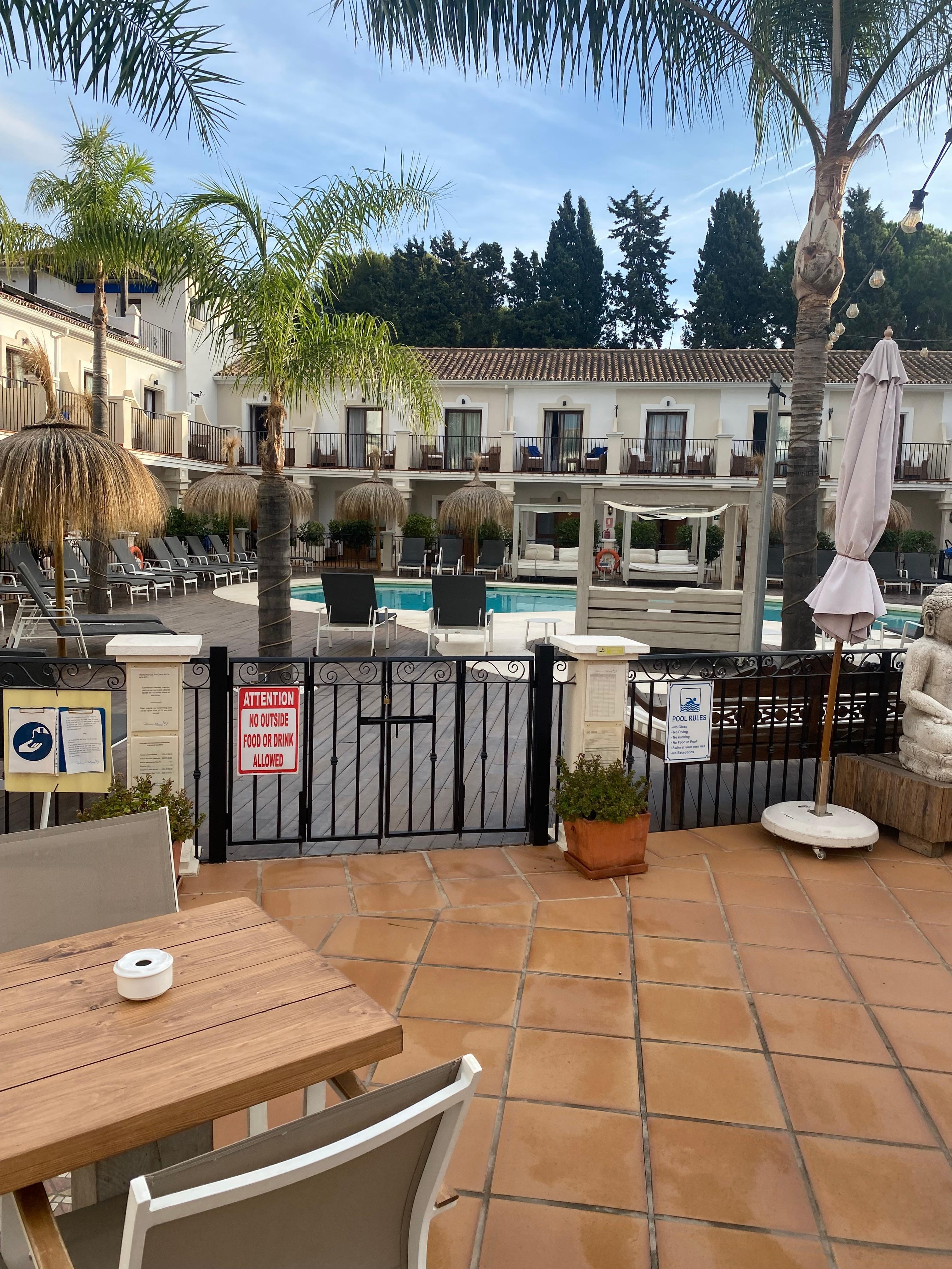 Härligt poolområde. Trevlig bar