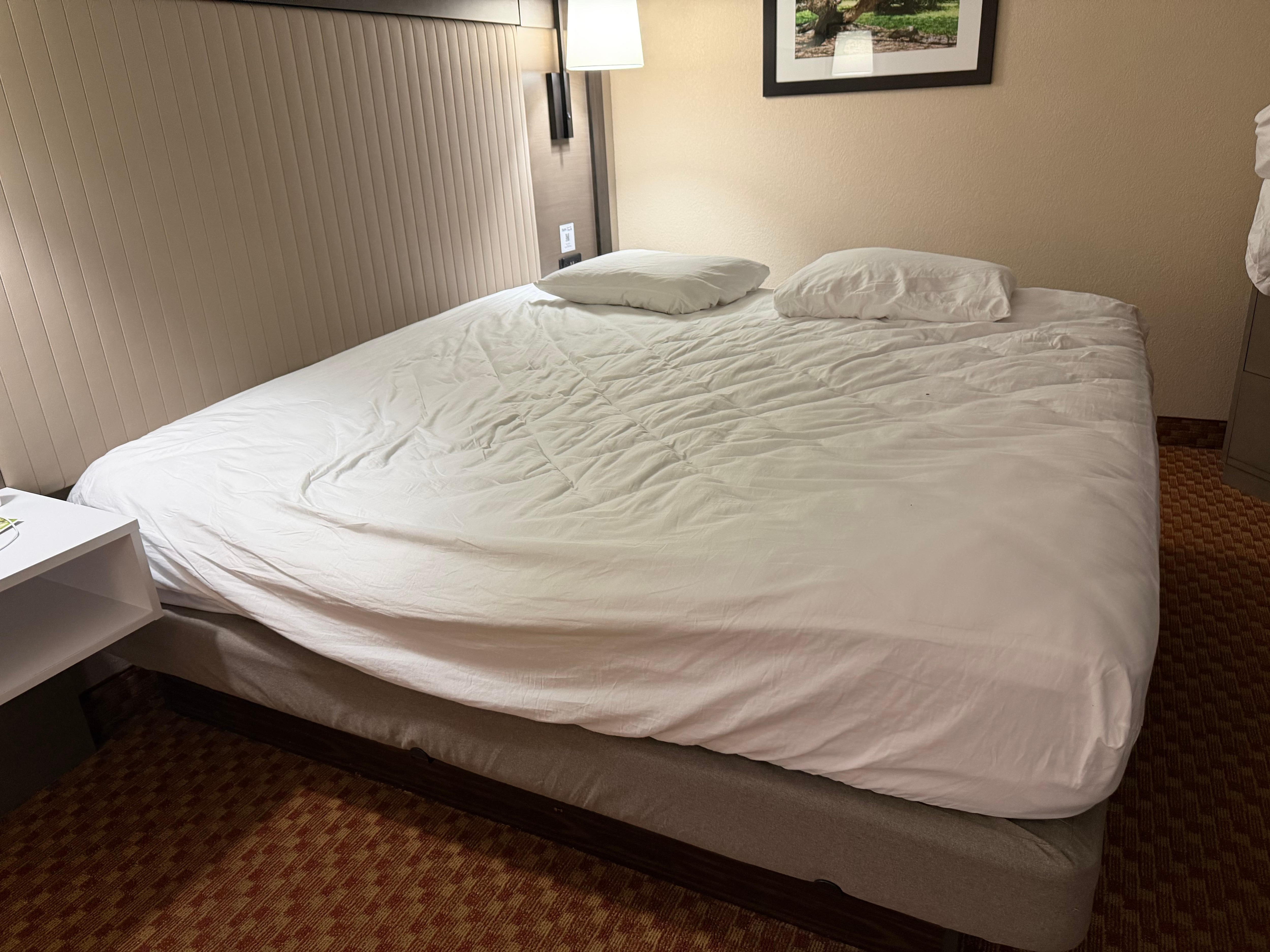 Assim tivemos que dormir na cama, observem os travesseiros.